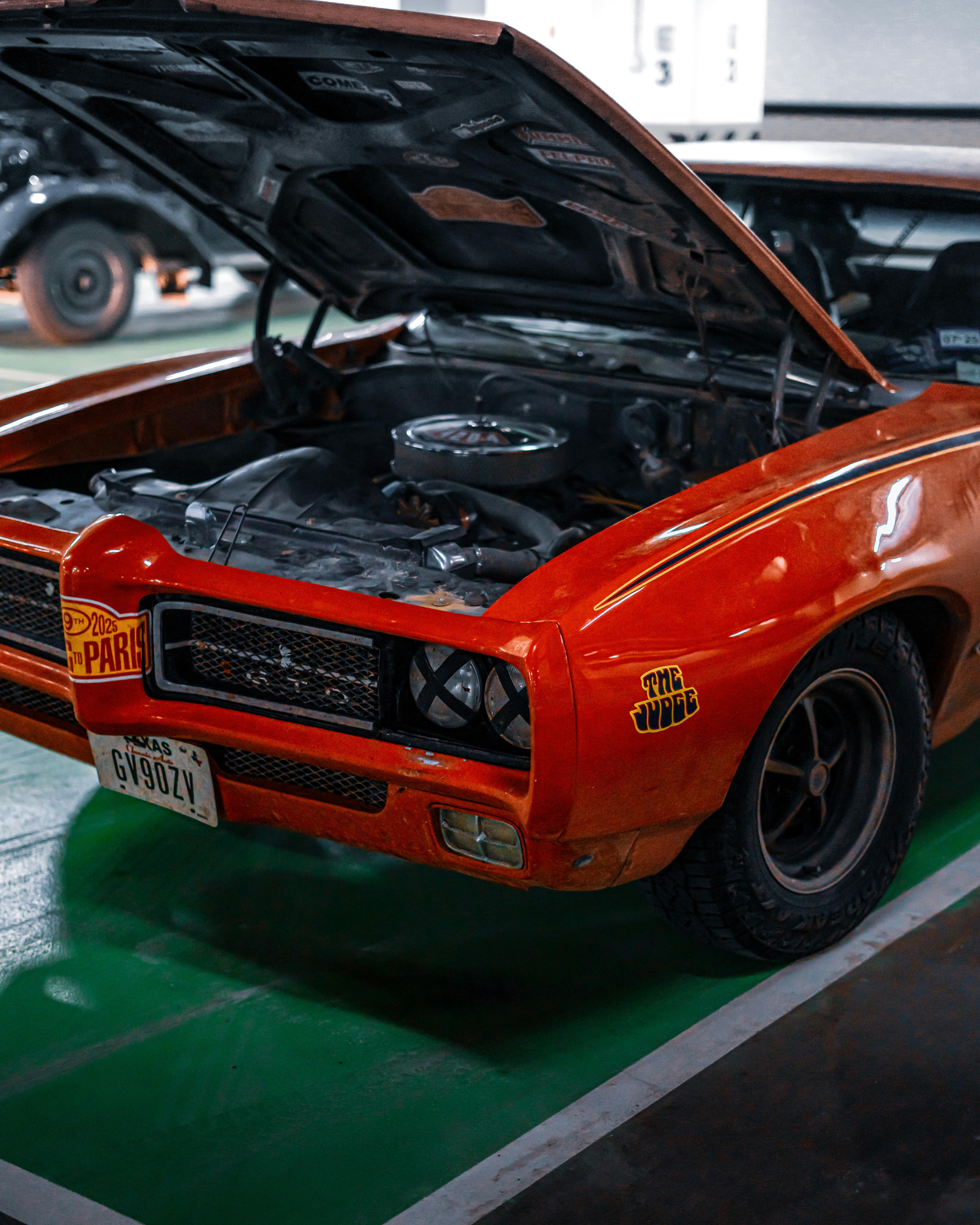 Muscle Car Naranja Clásico En Un Garaje De Ankara · Foto de stock gratuita
