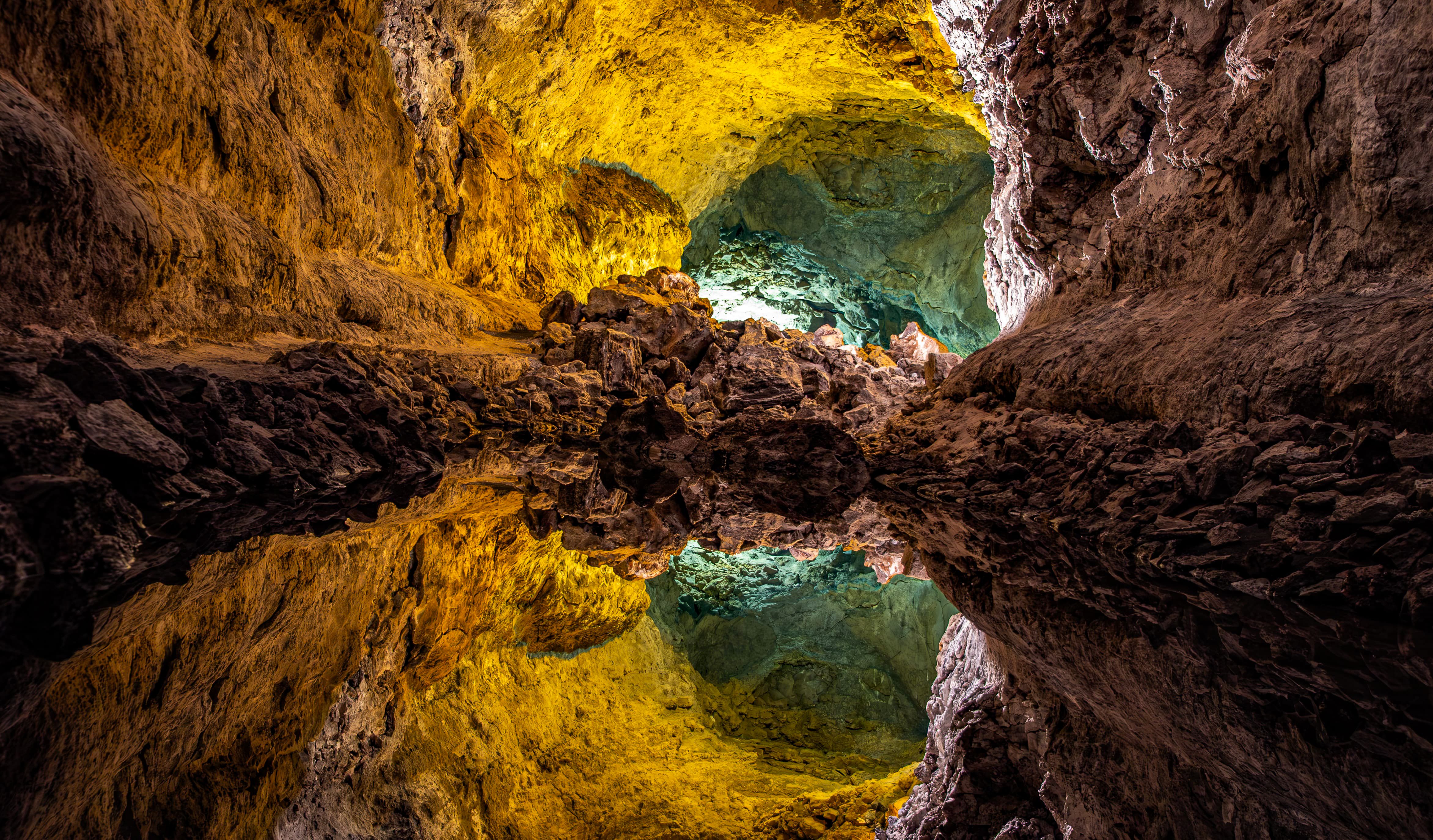 Vibrant Rock Formations in Underground Cave · Free Stock Photo