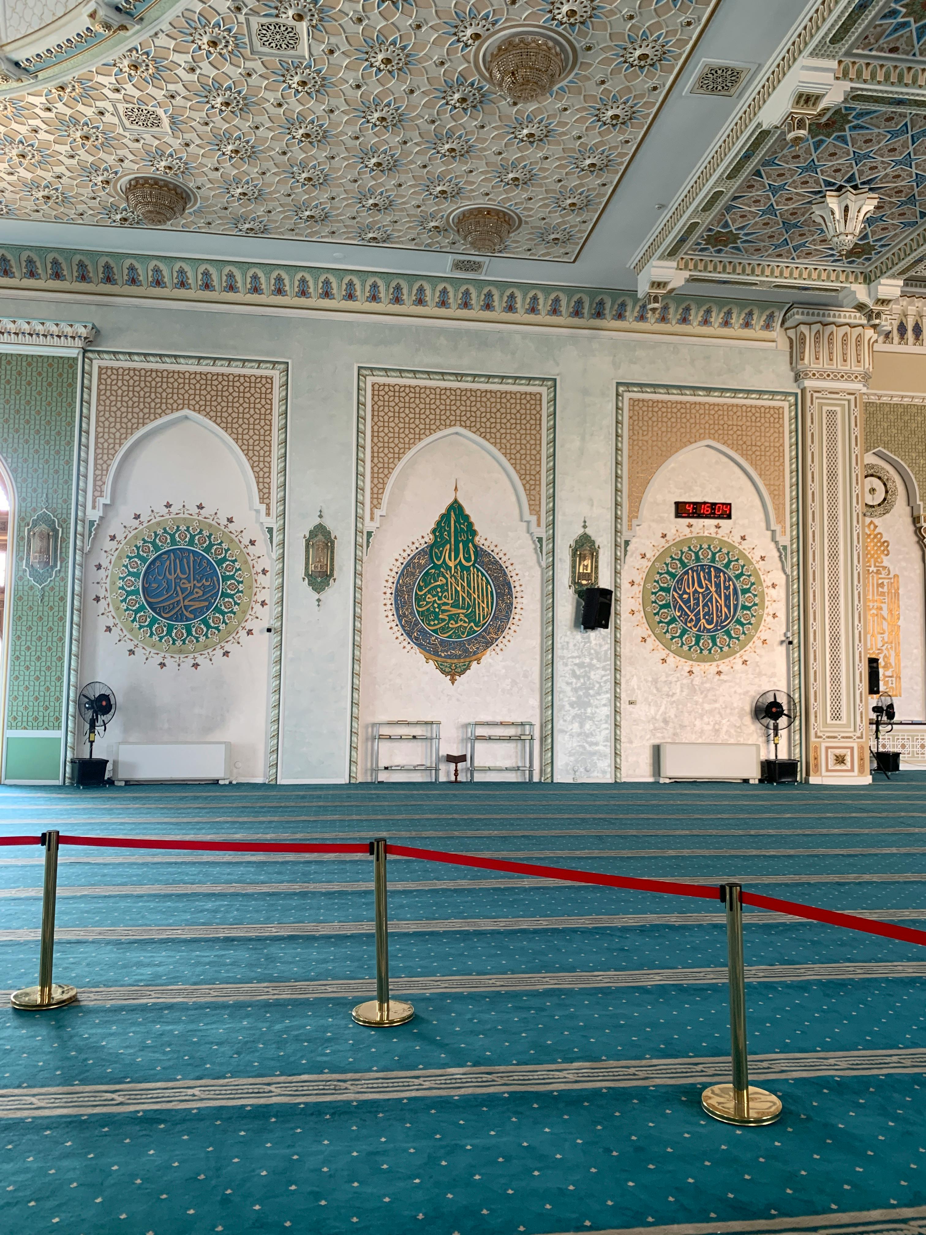 Intricate Arabic Calligraphy on Istanbul Mosque Wall · Free Stock Photo