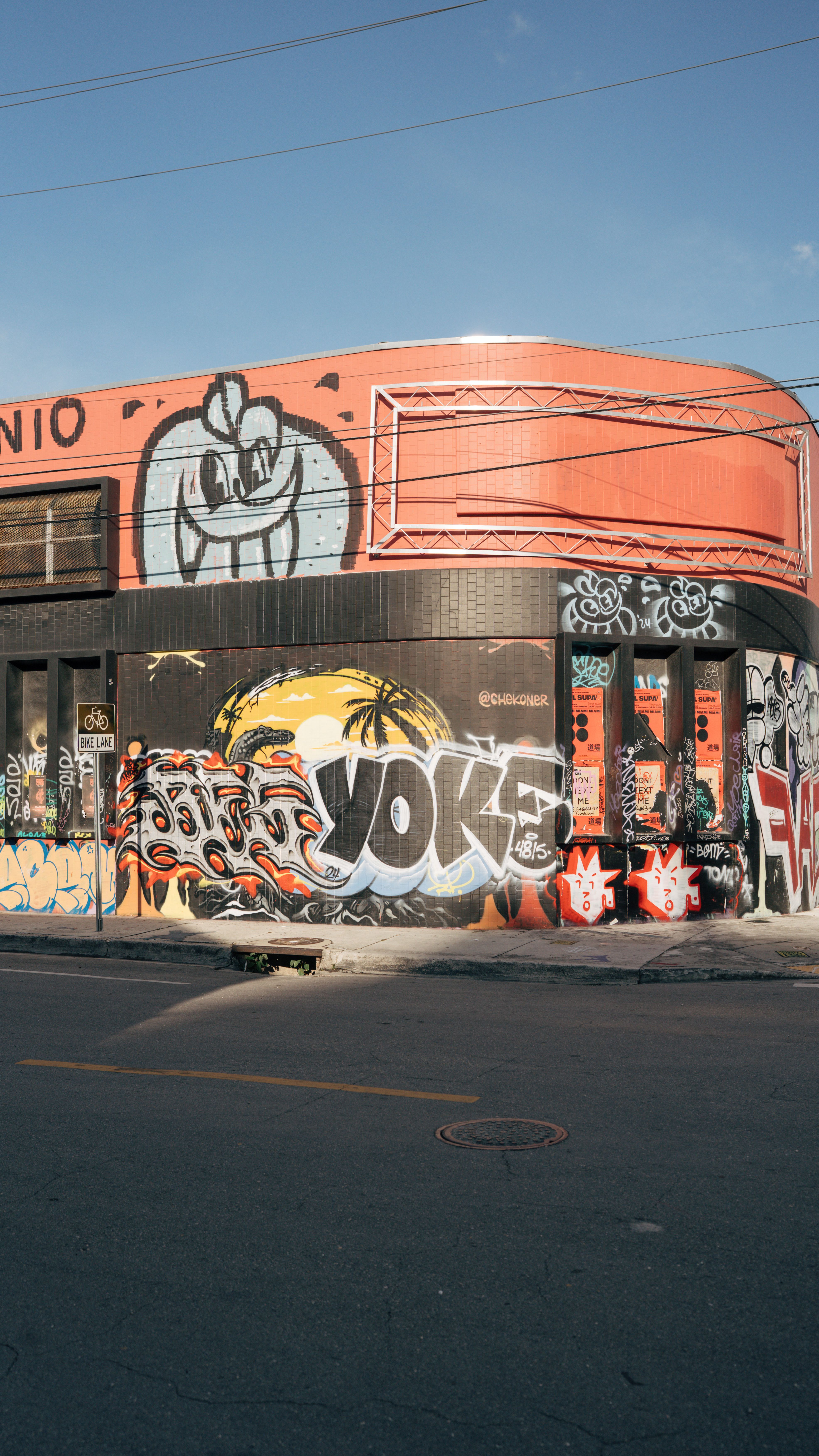 Vibrant Graffiti on Urban Building Corner · Free Stock Photo