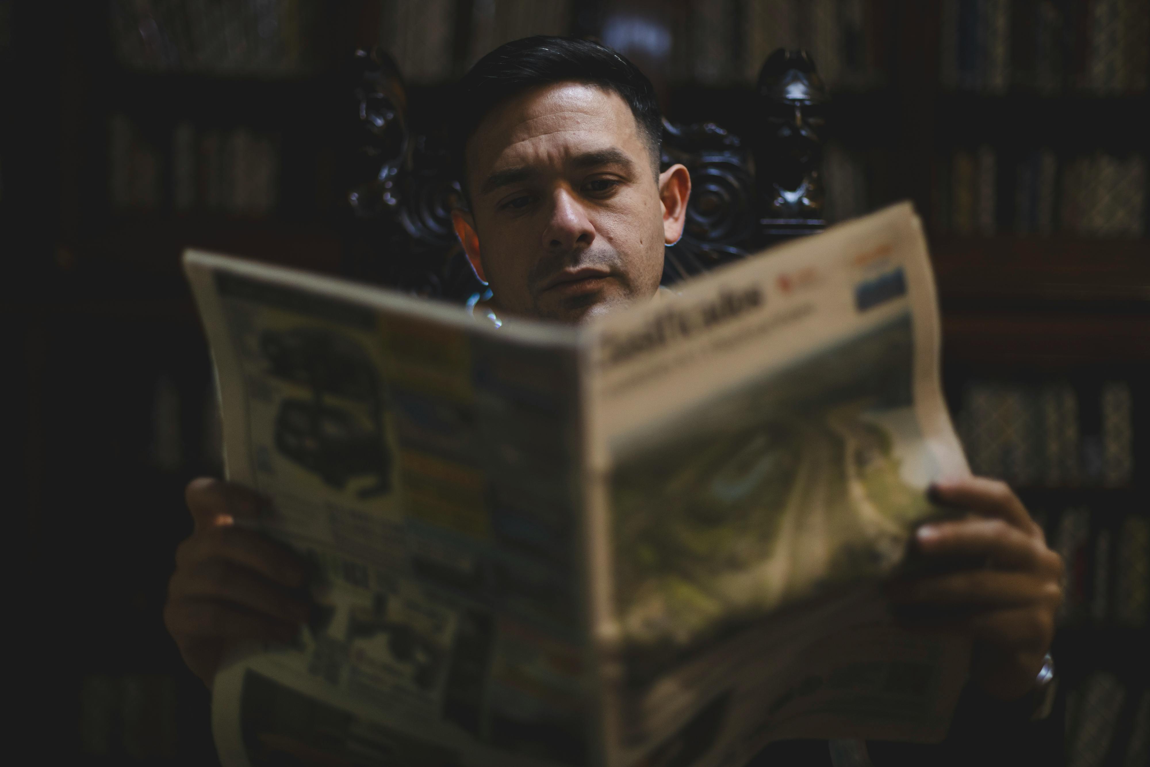 Men Reading Paper Photos, Download The BEST Free Men Reading Paper ...