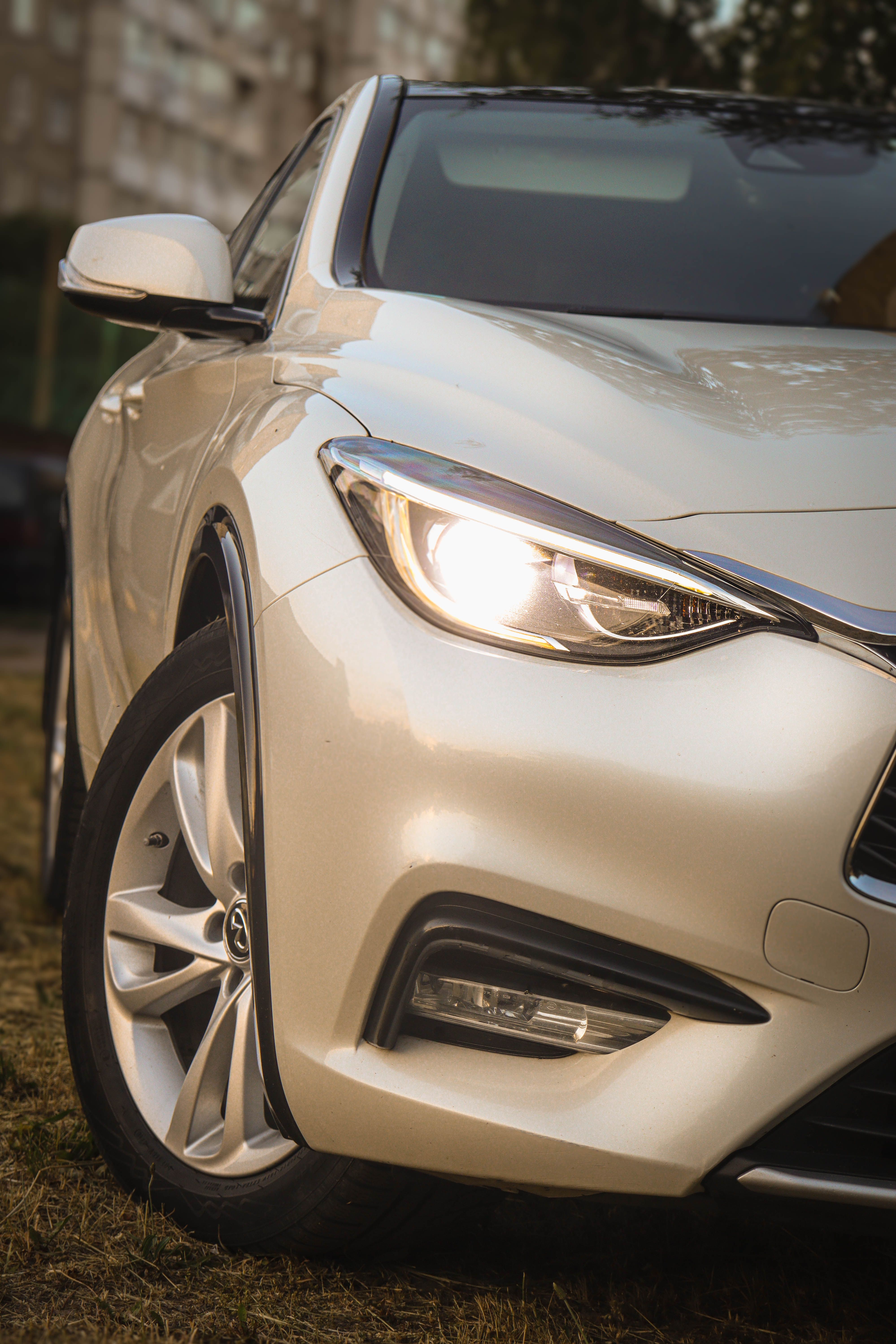 Close-Up of Shiny Modern Car in Urban Setting · Free Stock Photo