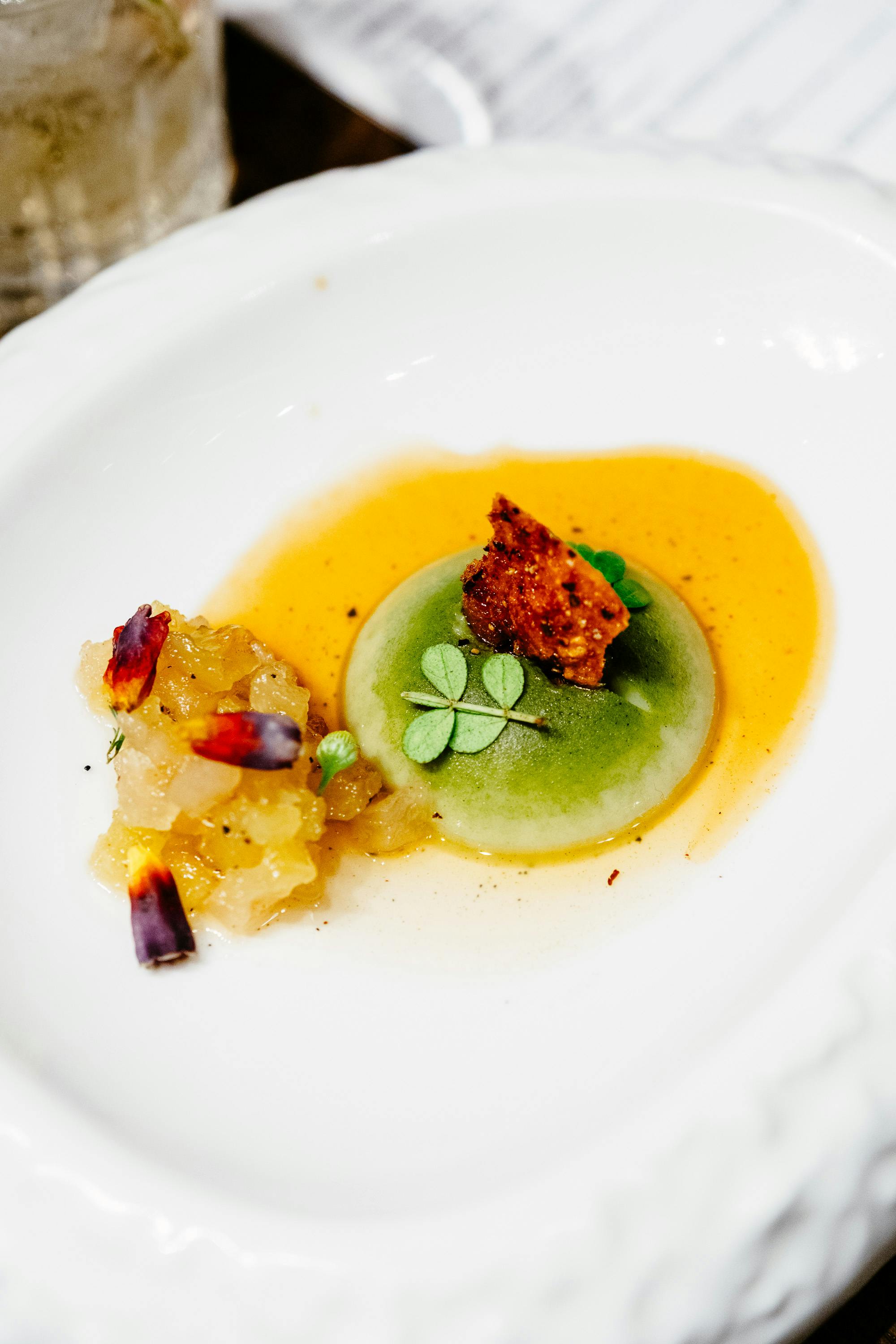 Plato Gourmet Elegante Con Guarnición De Cítricos Y Hierbas · Foto de ...