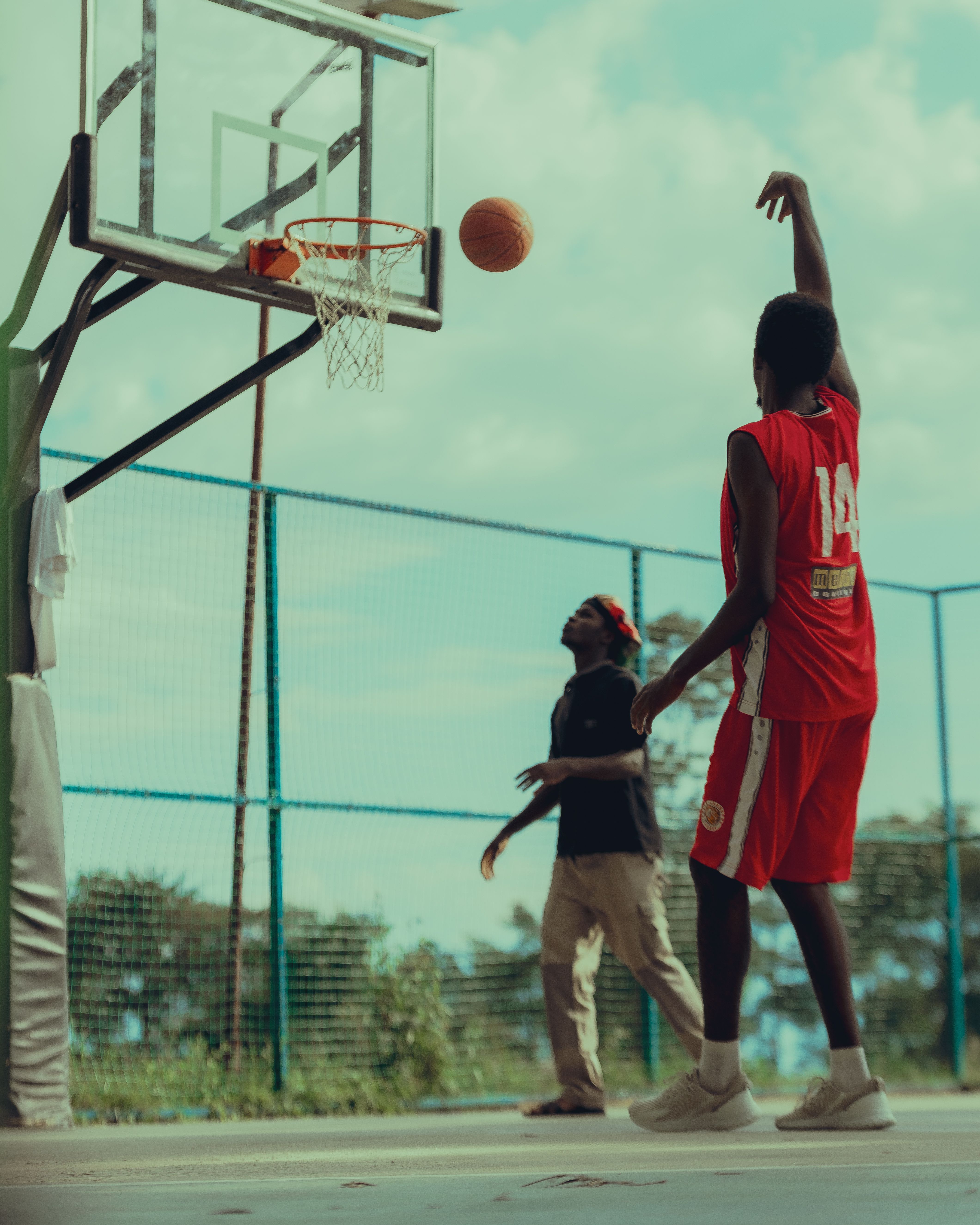 Dynamic basketball scene with outdoor court · Free Stock Photo