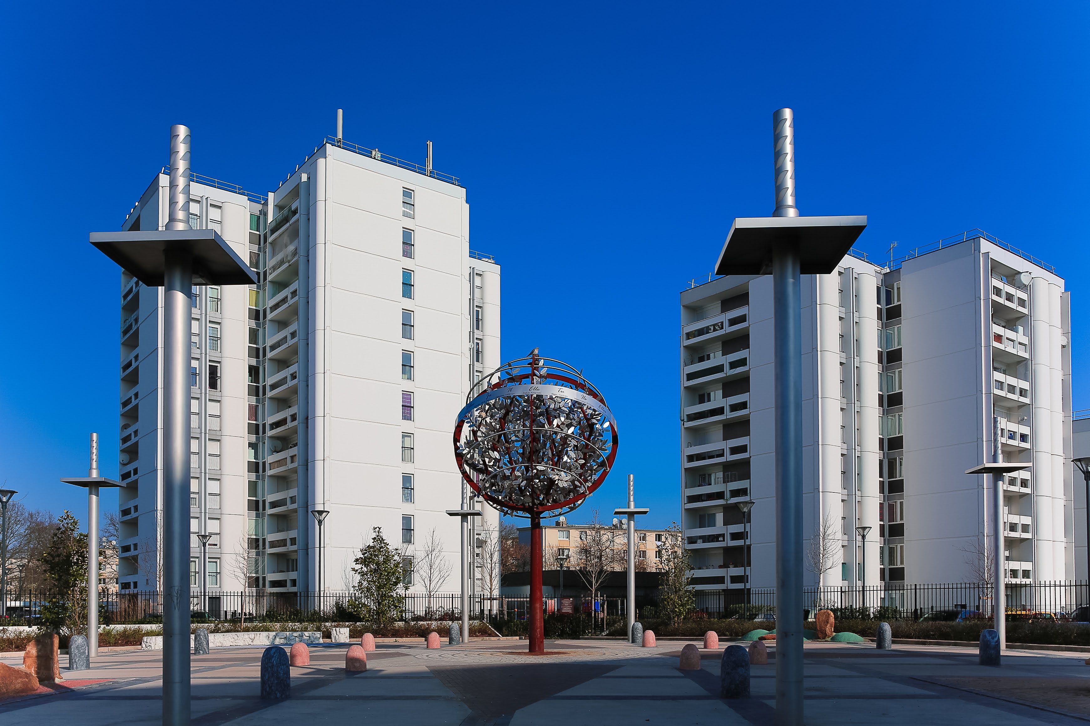 Modern Urban Plaza with Sculptural Art · Free Stock Photo