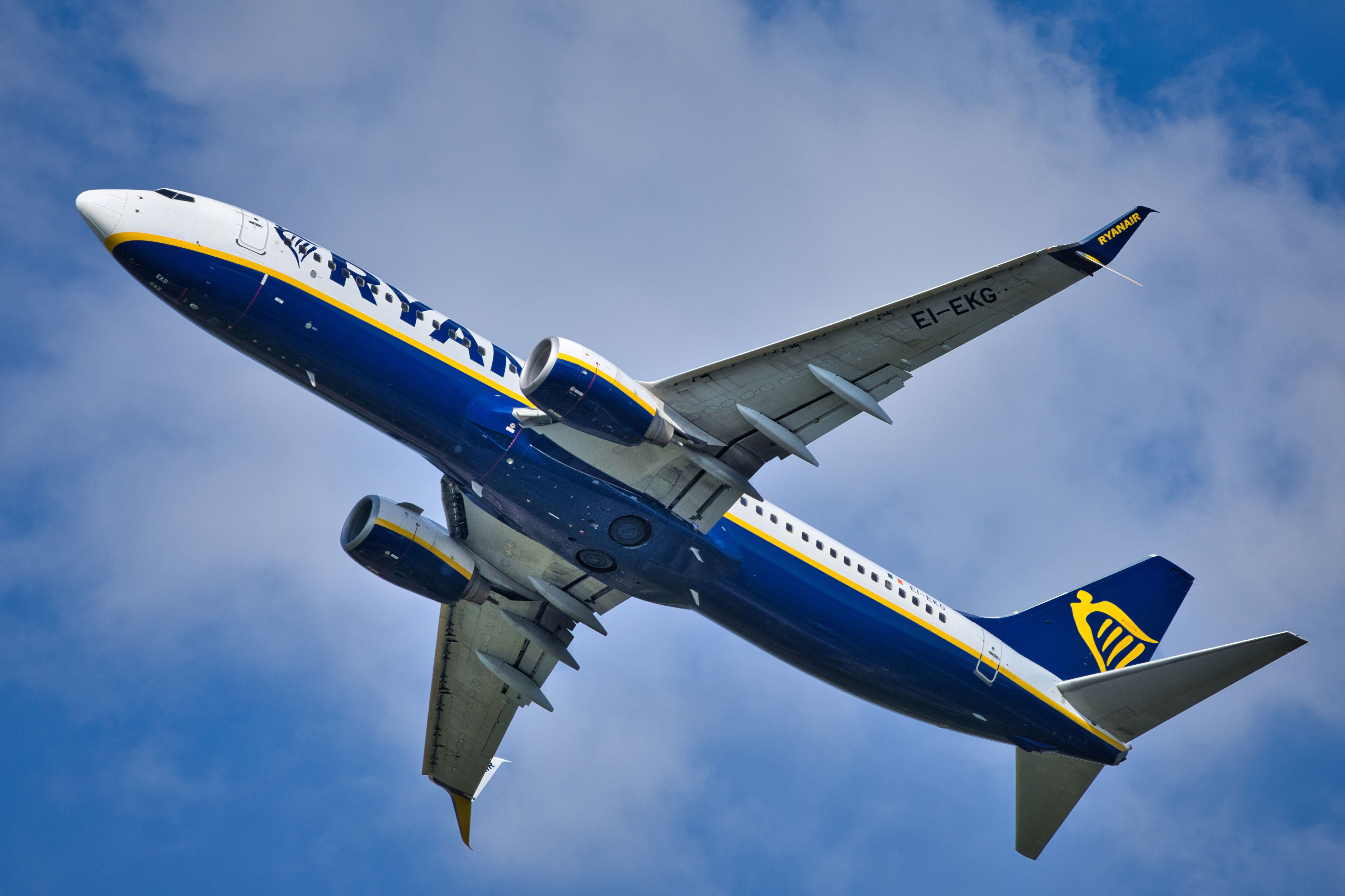 Dynamic Shot of Passenger Airplane in Flight · Free Stock Photo