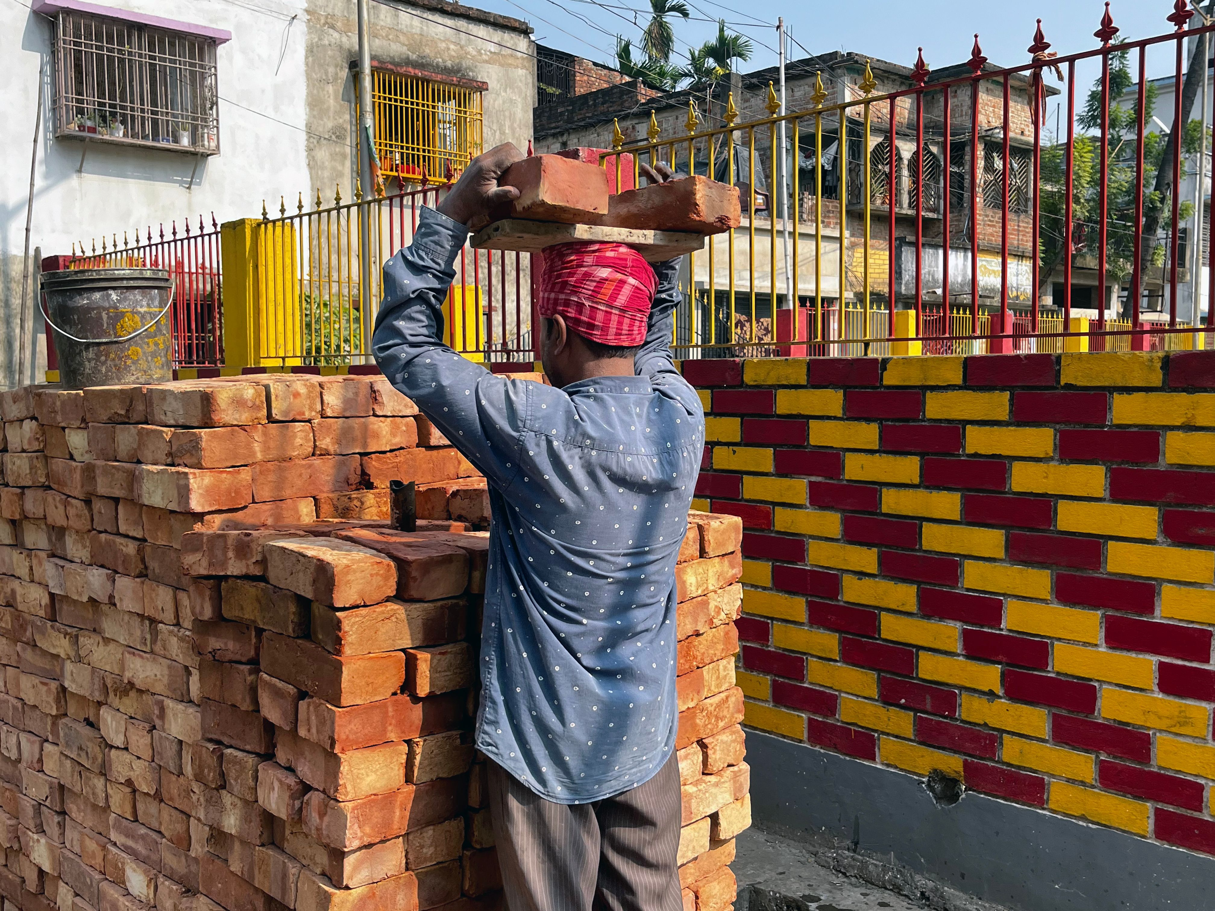 Manual Laborer Carrying Bricks in Kolkata · Free Stock Photo