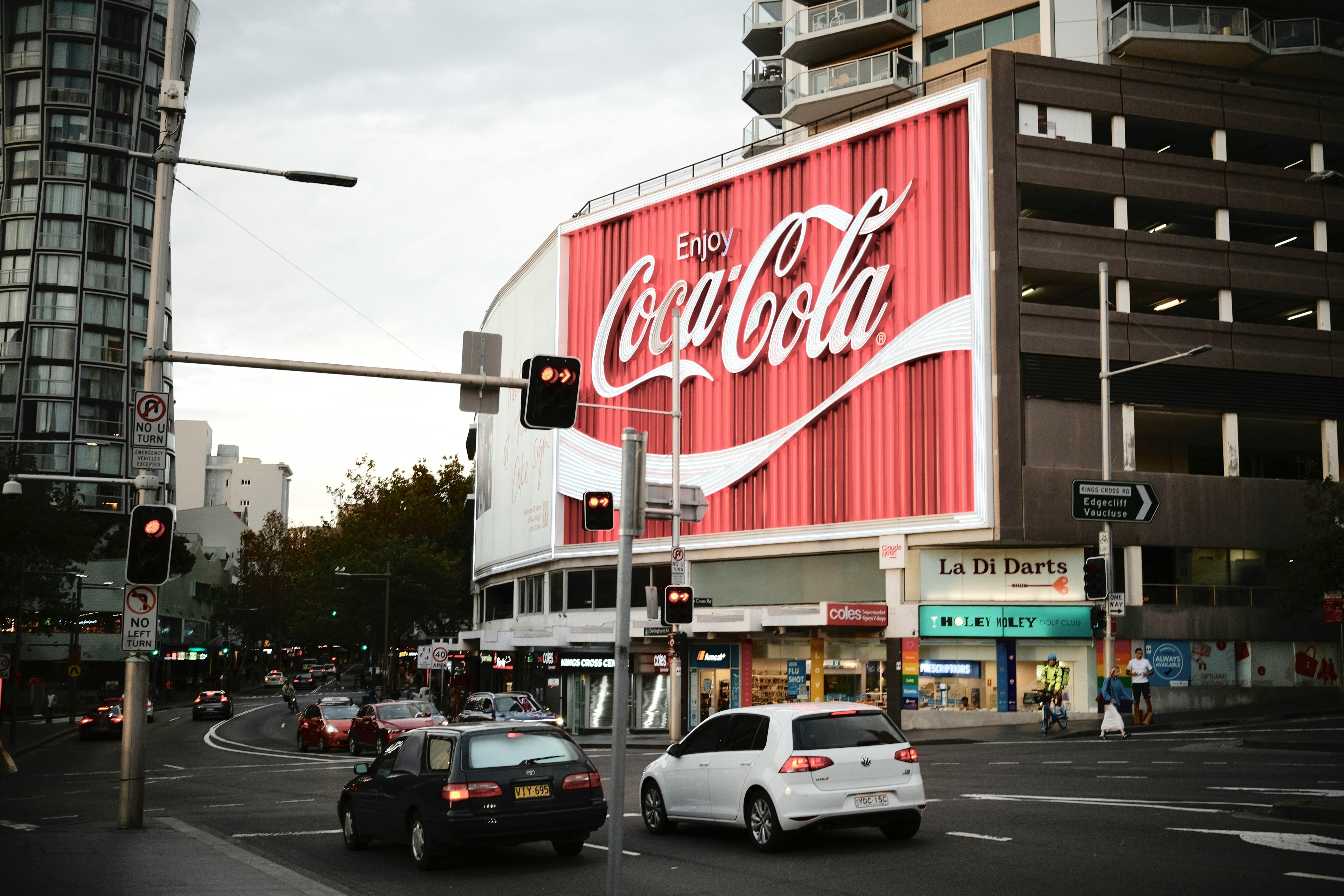 Panneau D'affichage Emblématique De Coca Cola à L'intersection De ...