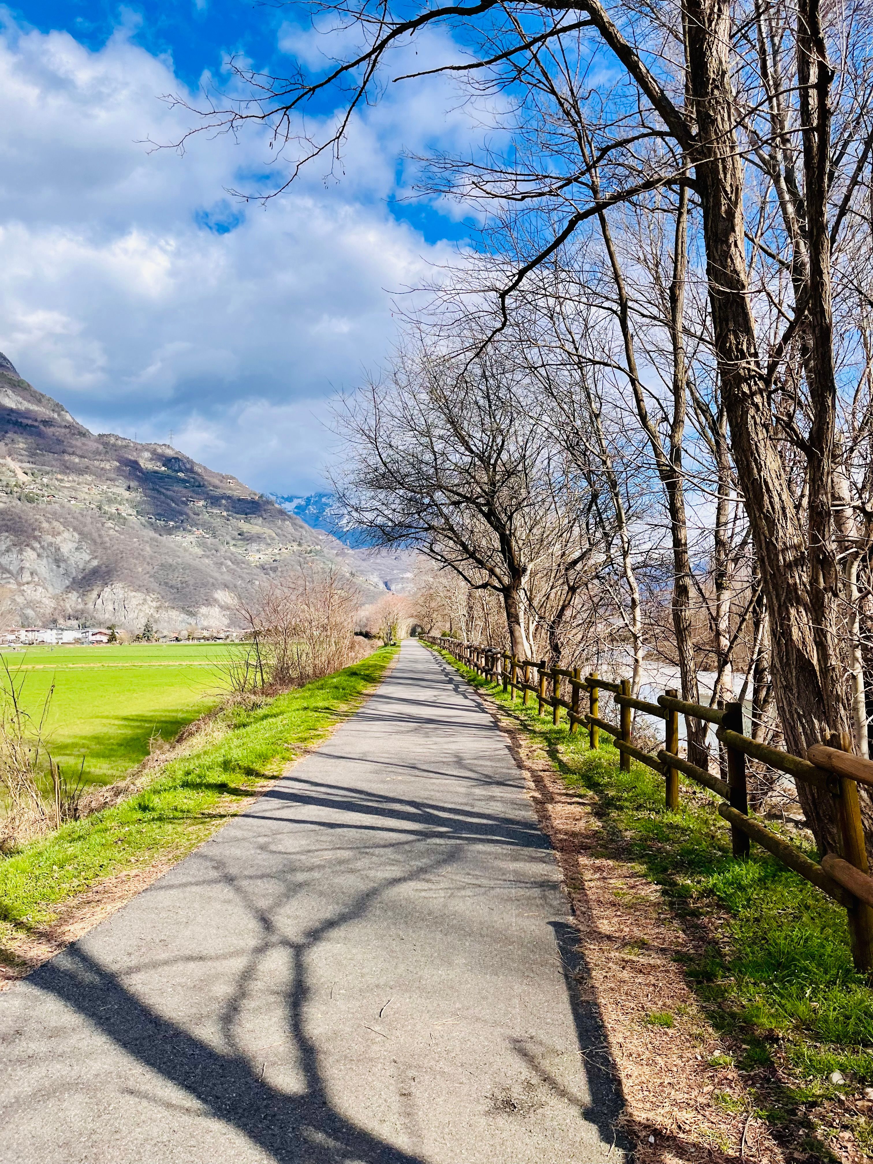 Scenic Countryside Path in Early Spring · Free Stock Photo