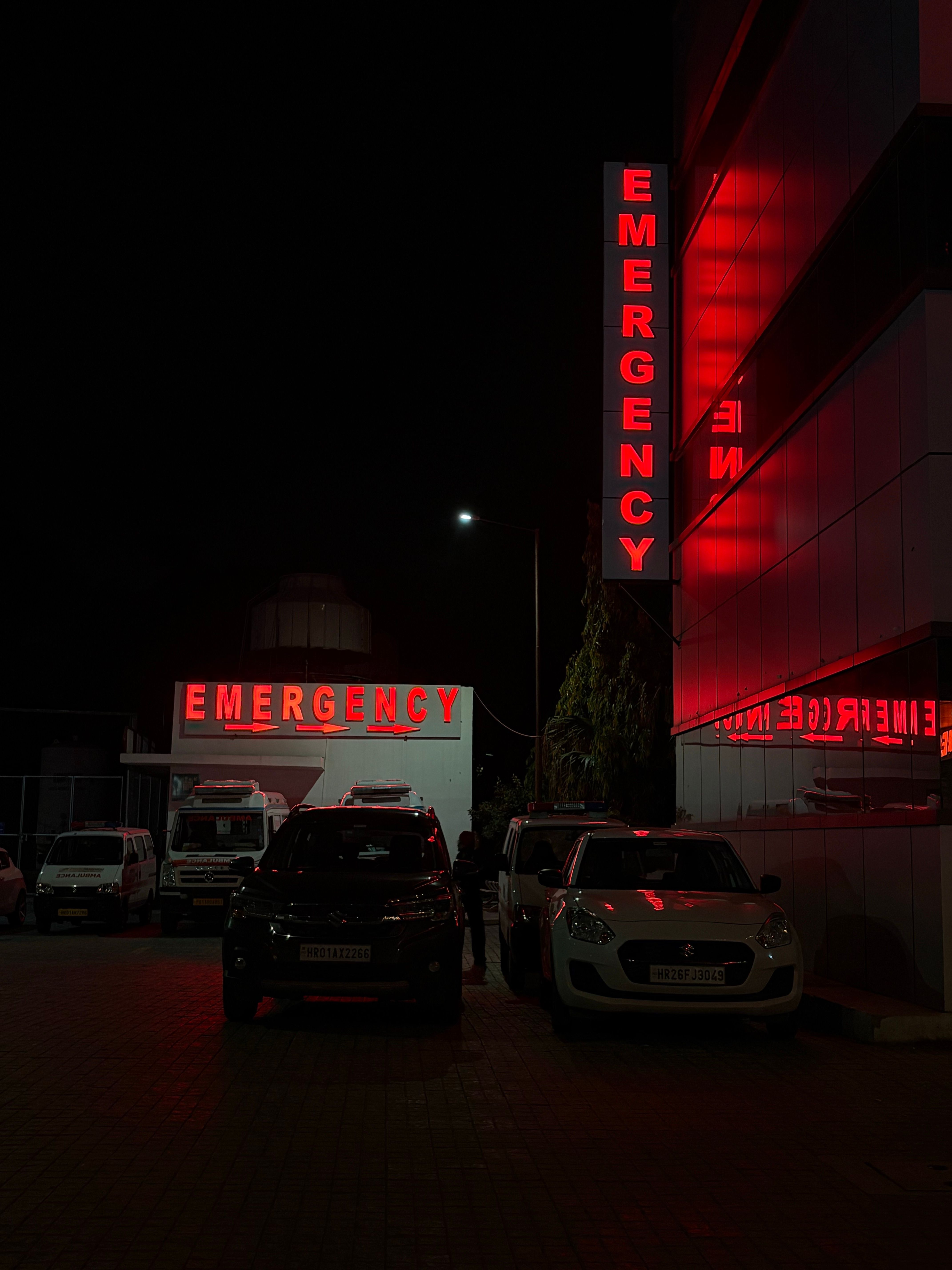 Night View of Hospital Emergency Entrance · Free Stock Photo