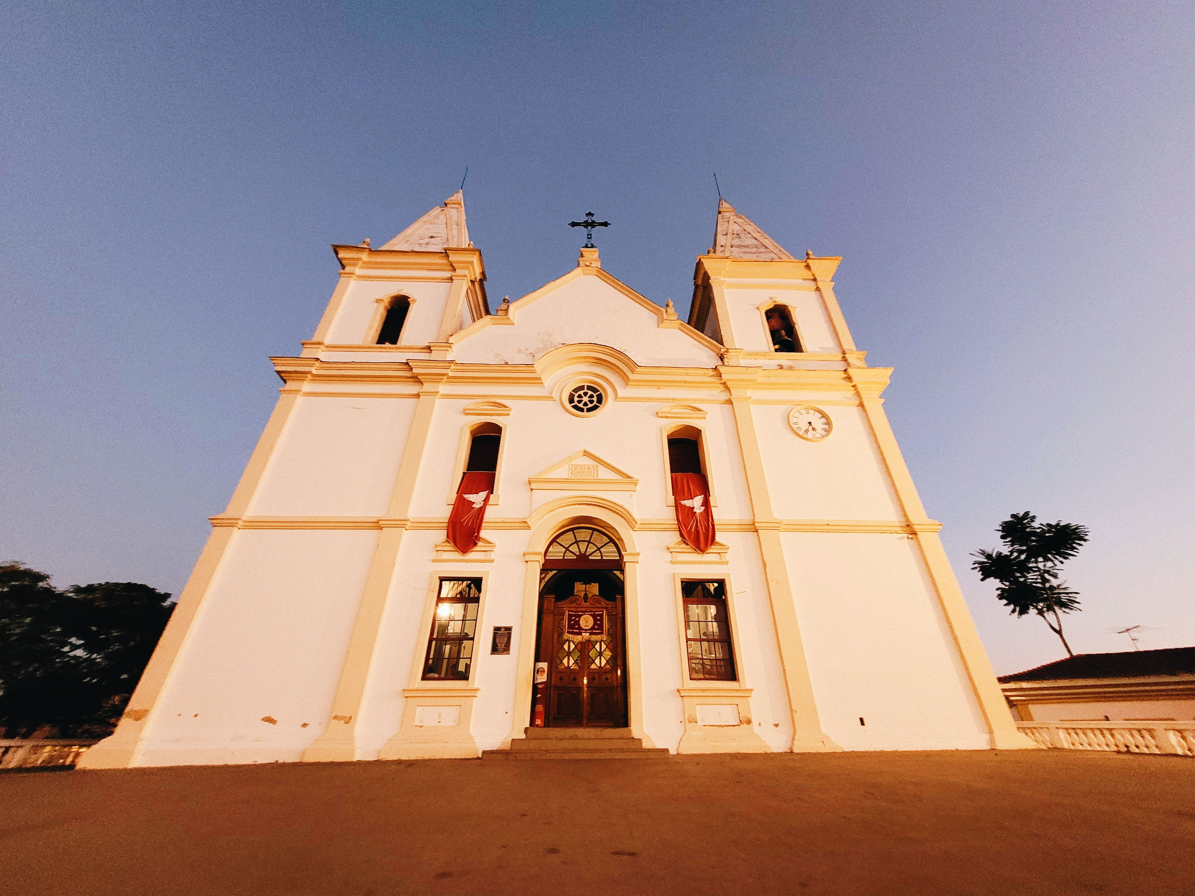 Beautiful Colonial Church Facade at Twilight · Free Stock Photo