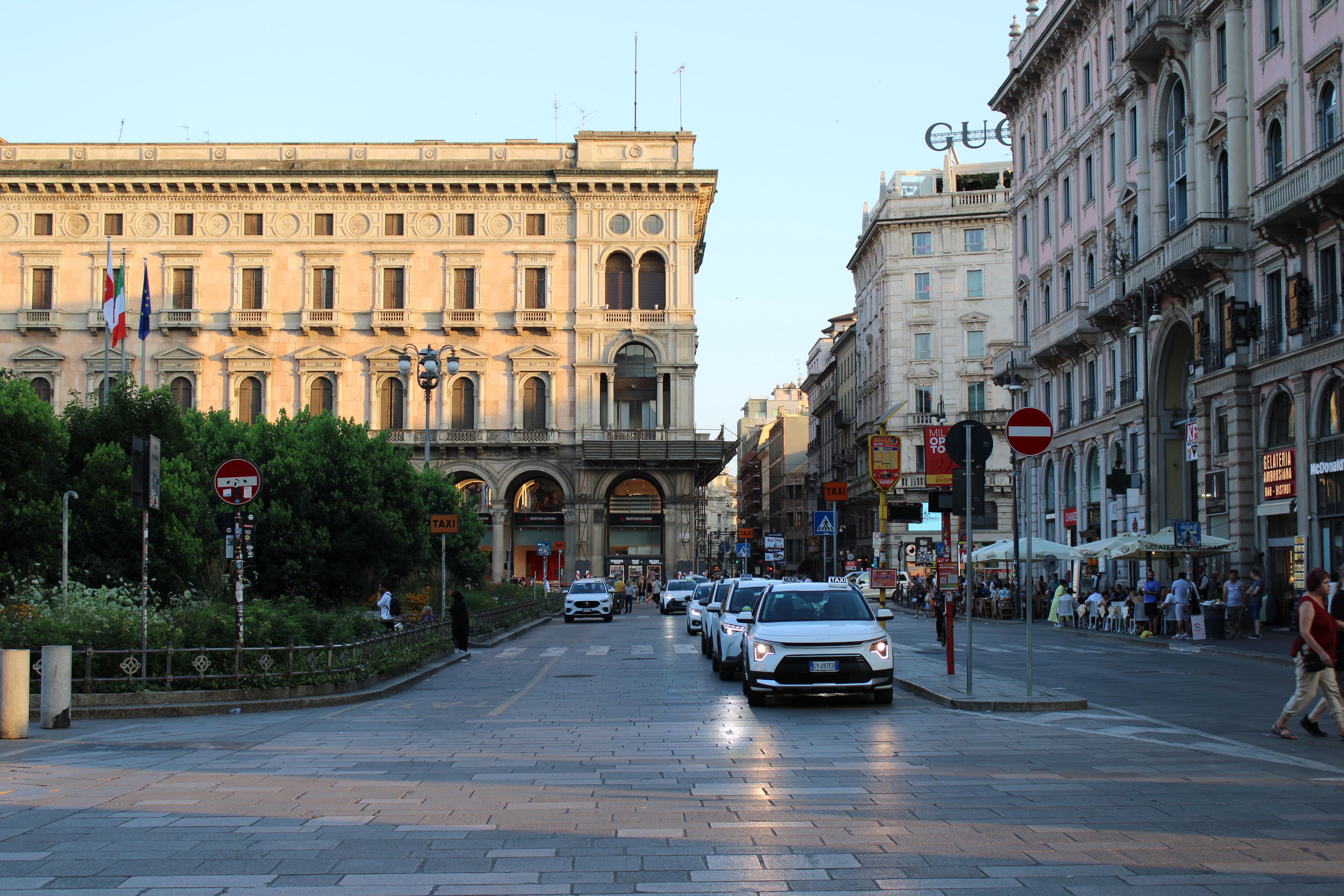 Piazza del Duomo Street Scene in Milan · Free Stock Photo