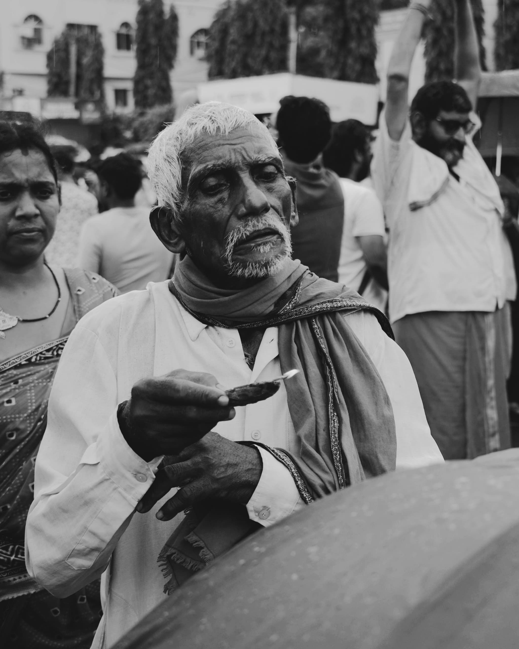 Portrait En Noir Et Blanc D'un Homme âgé Dans Un Marché De Rue · Photo ...