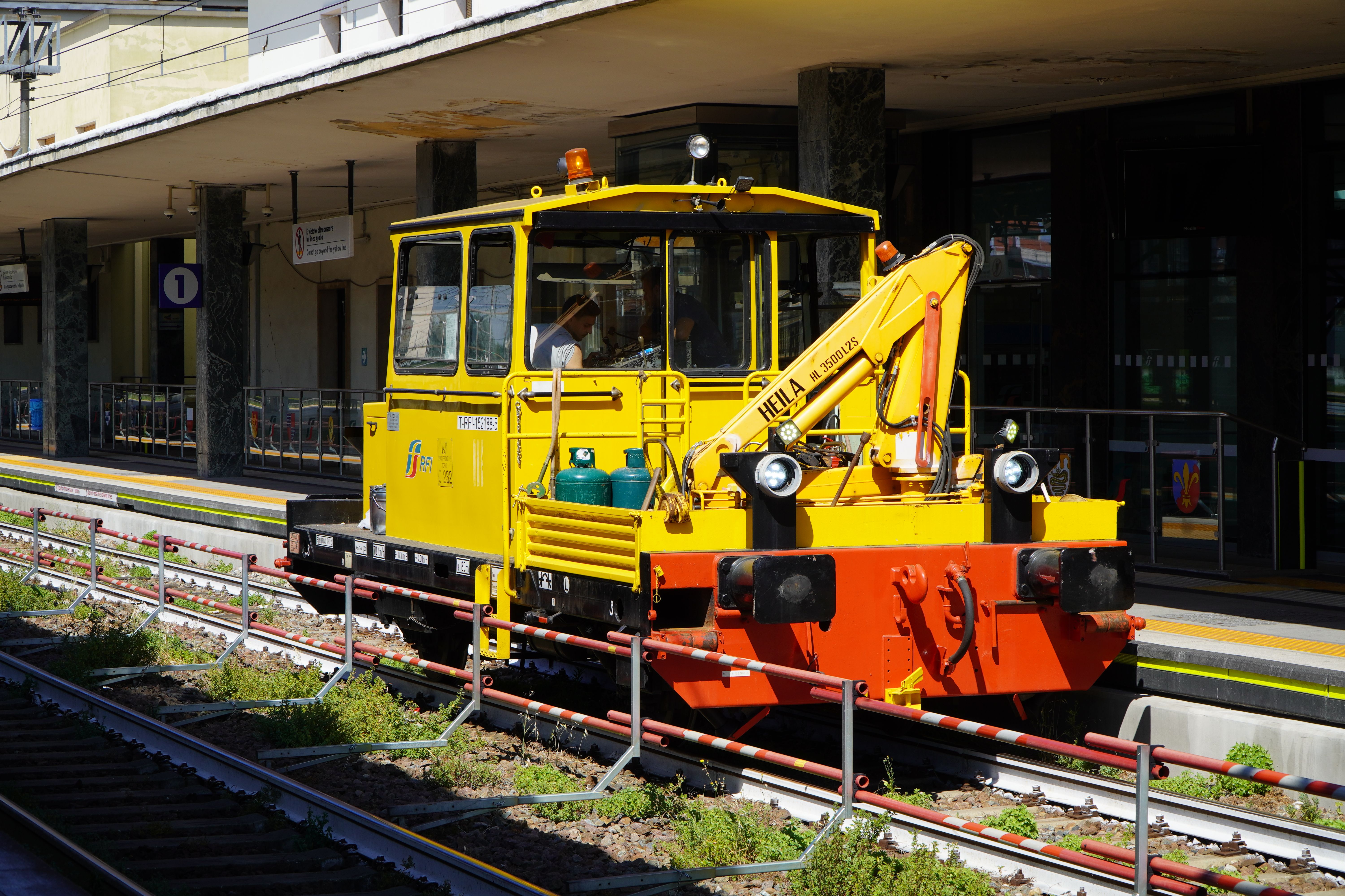Kendaraan Pemeliharaan Rel Kereta API Kuning Di Stasiun Kereta API ...