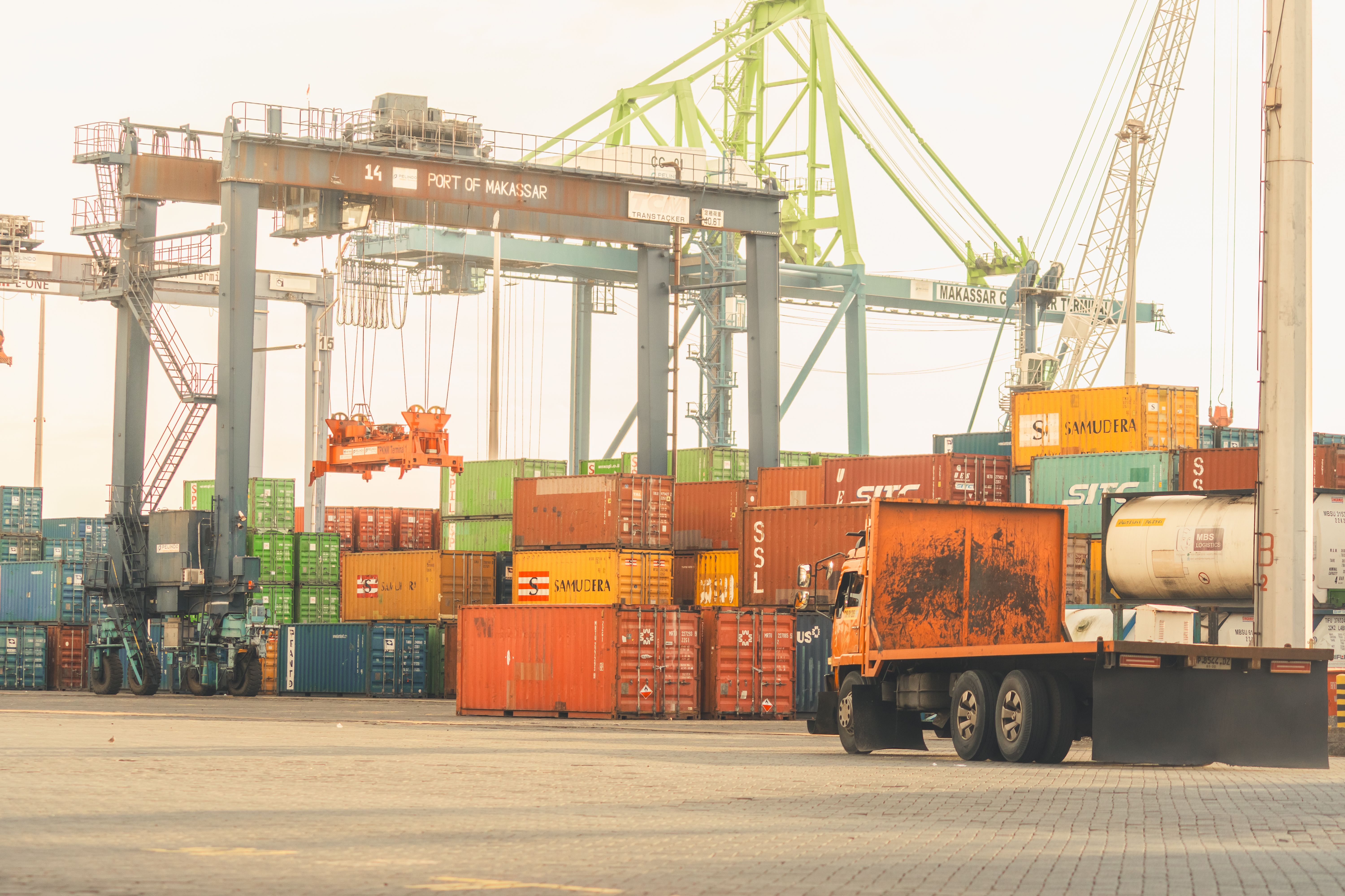 Contenedor Intermodal Apilado En Puerto · Foto de stock gratuita