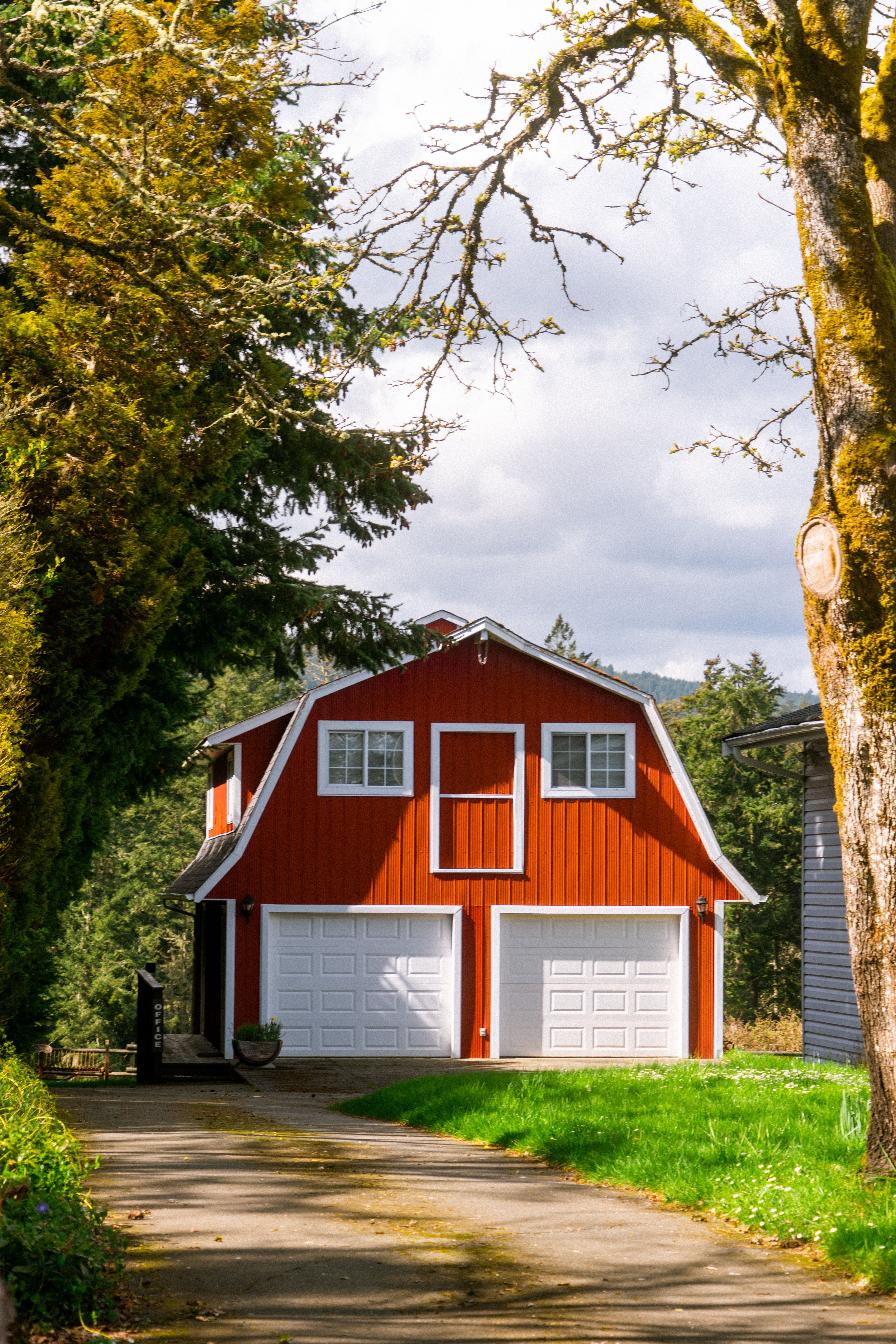 Charming Red Barn in Metchosin, BC · Free Stock Photo