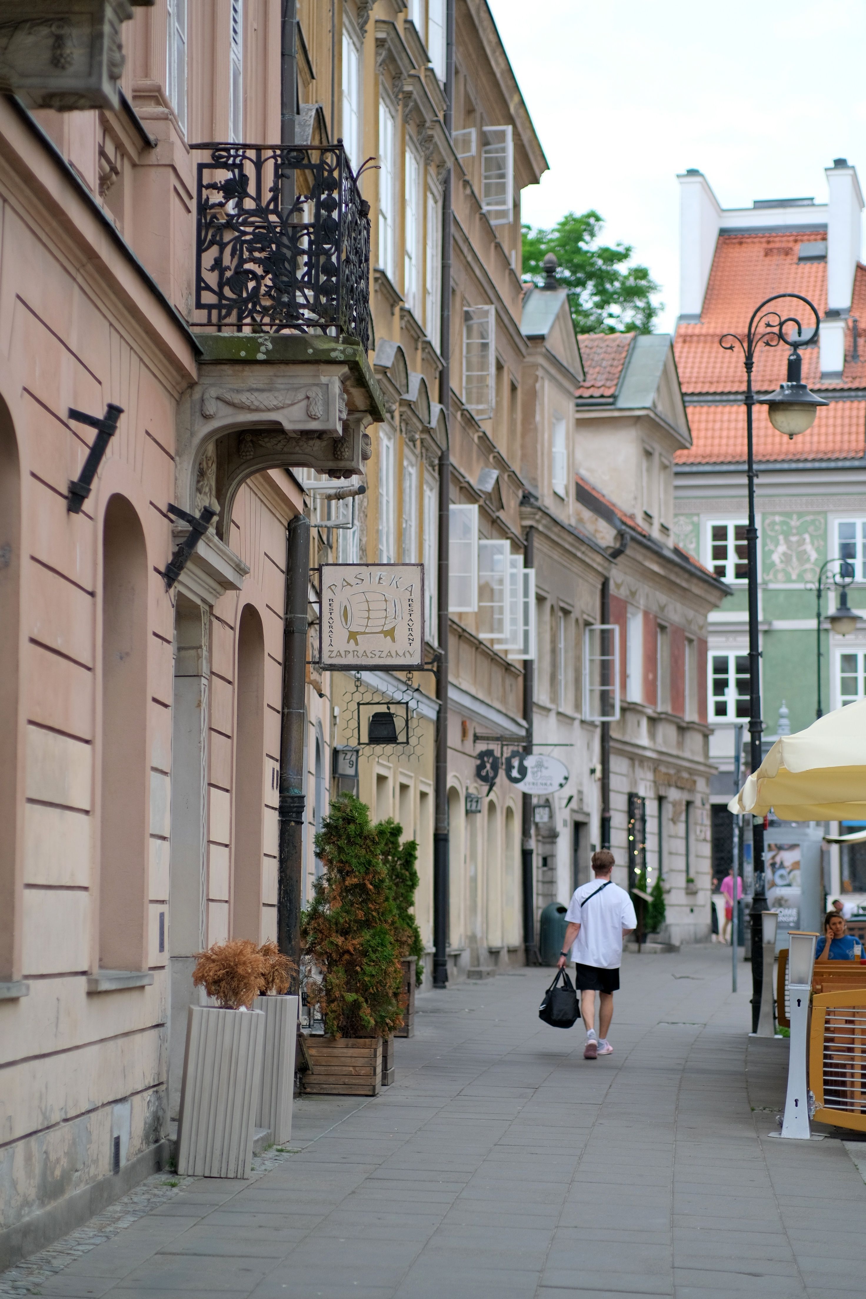 Charming European Street with Historic Architecture · Free Stock Photo