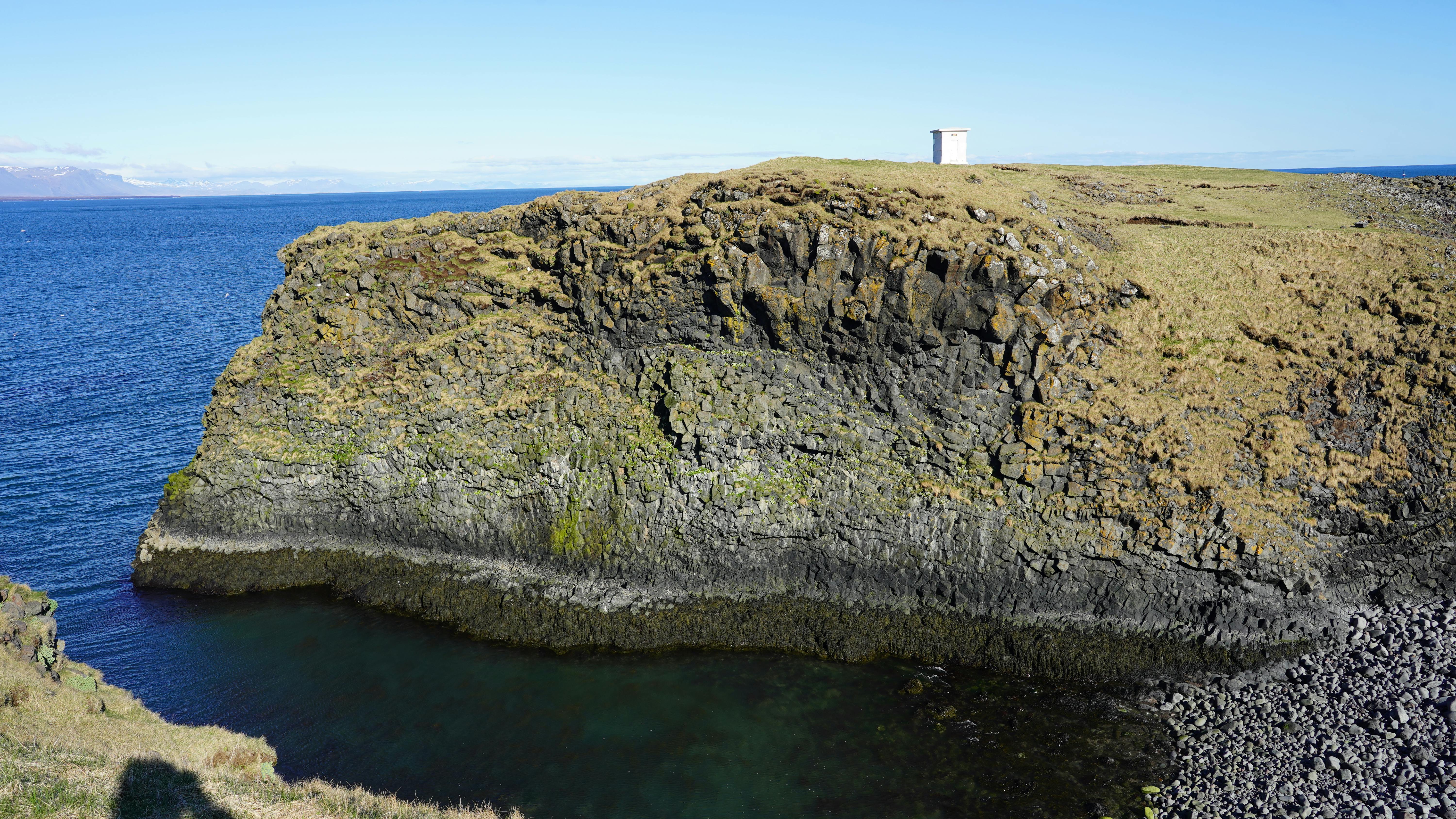 Scenic Cliffside Landscape in Iceland's Wilderness · Free Stock Photo