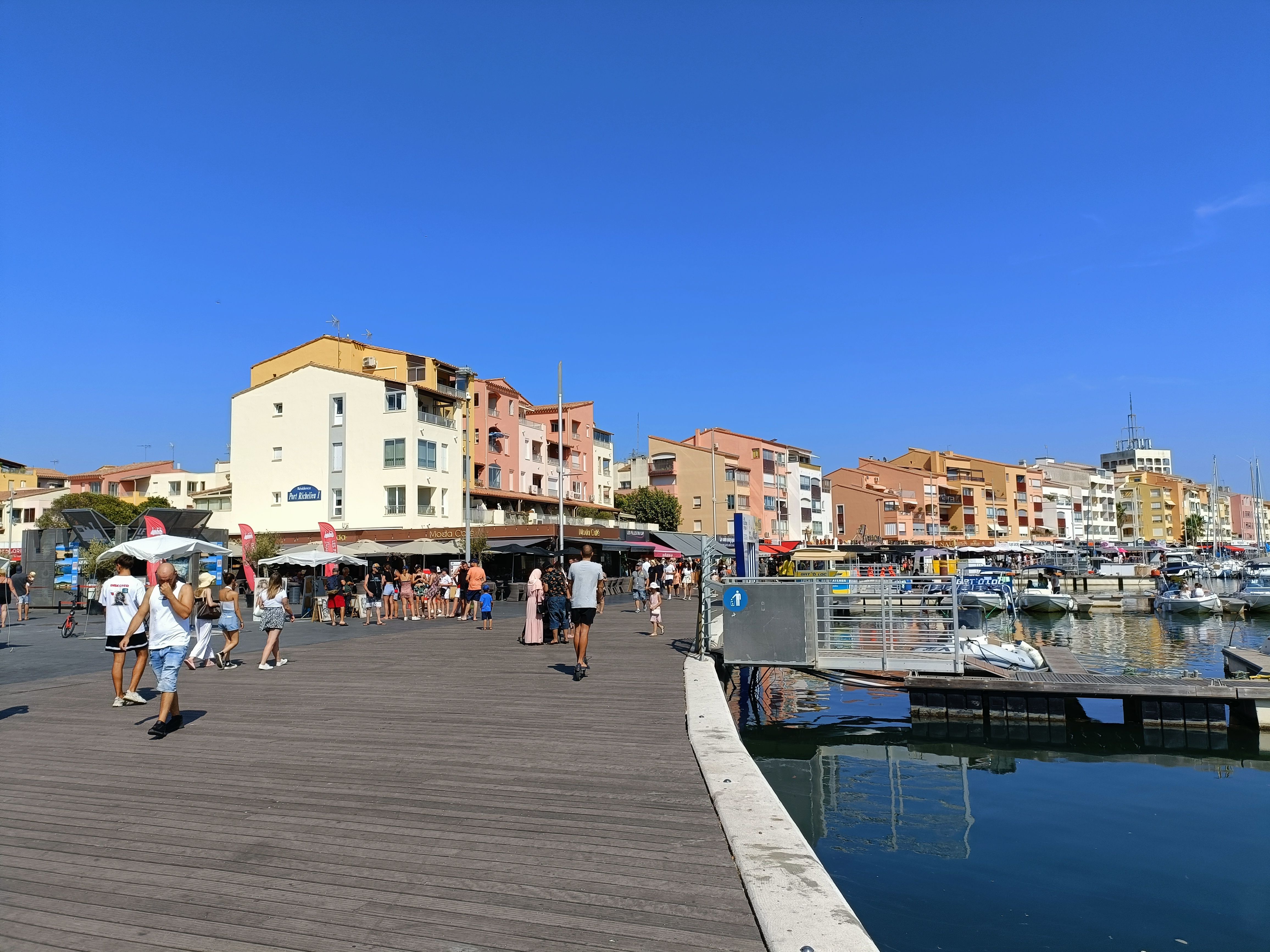 Sunny Waterfront Promenade in Coastal Town · Free Stock Photo
