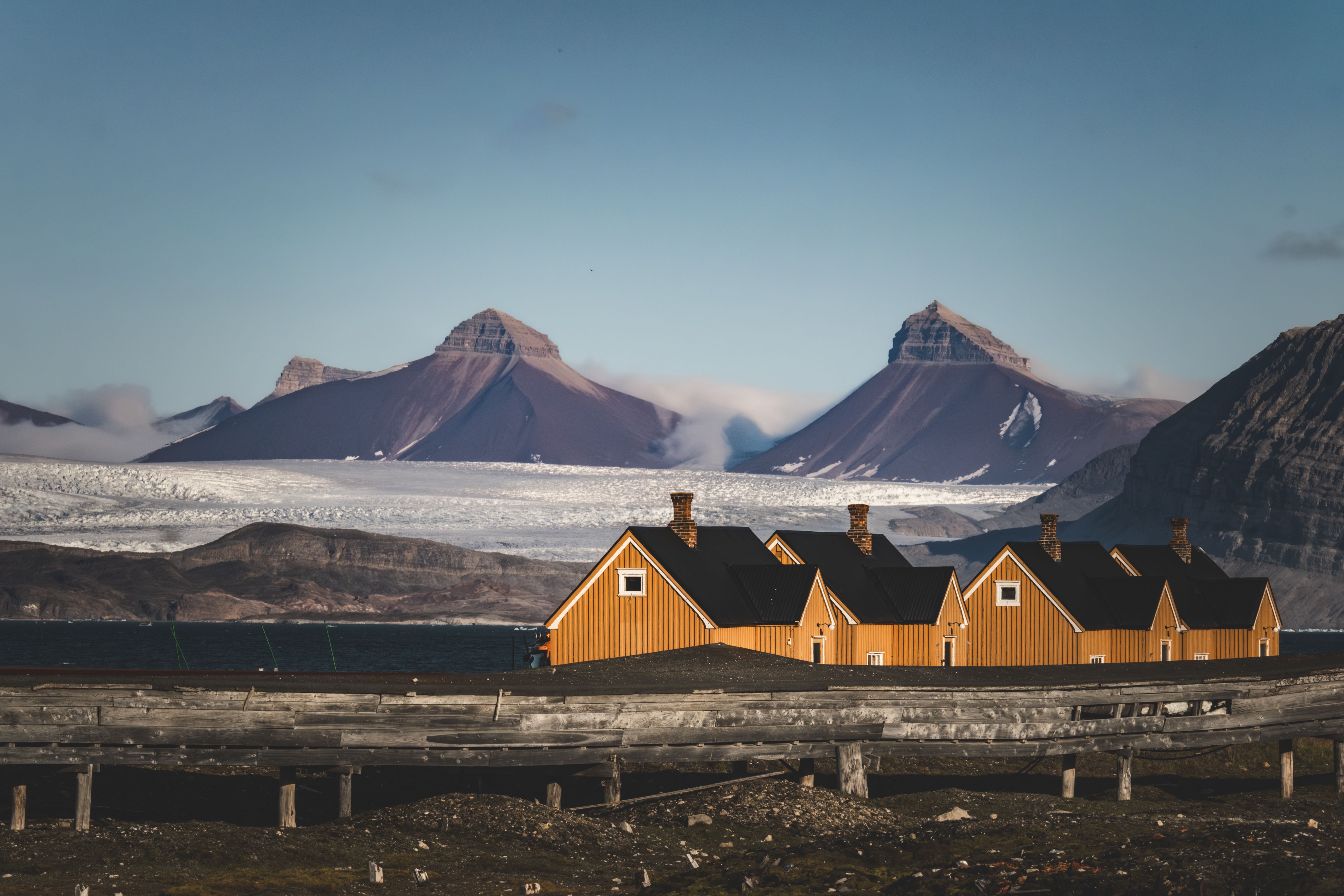 Scenic Arctic Cabins with Mountain Backdrop · Free Stock Photo