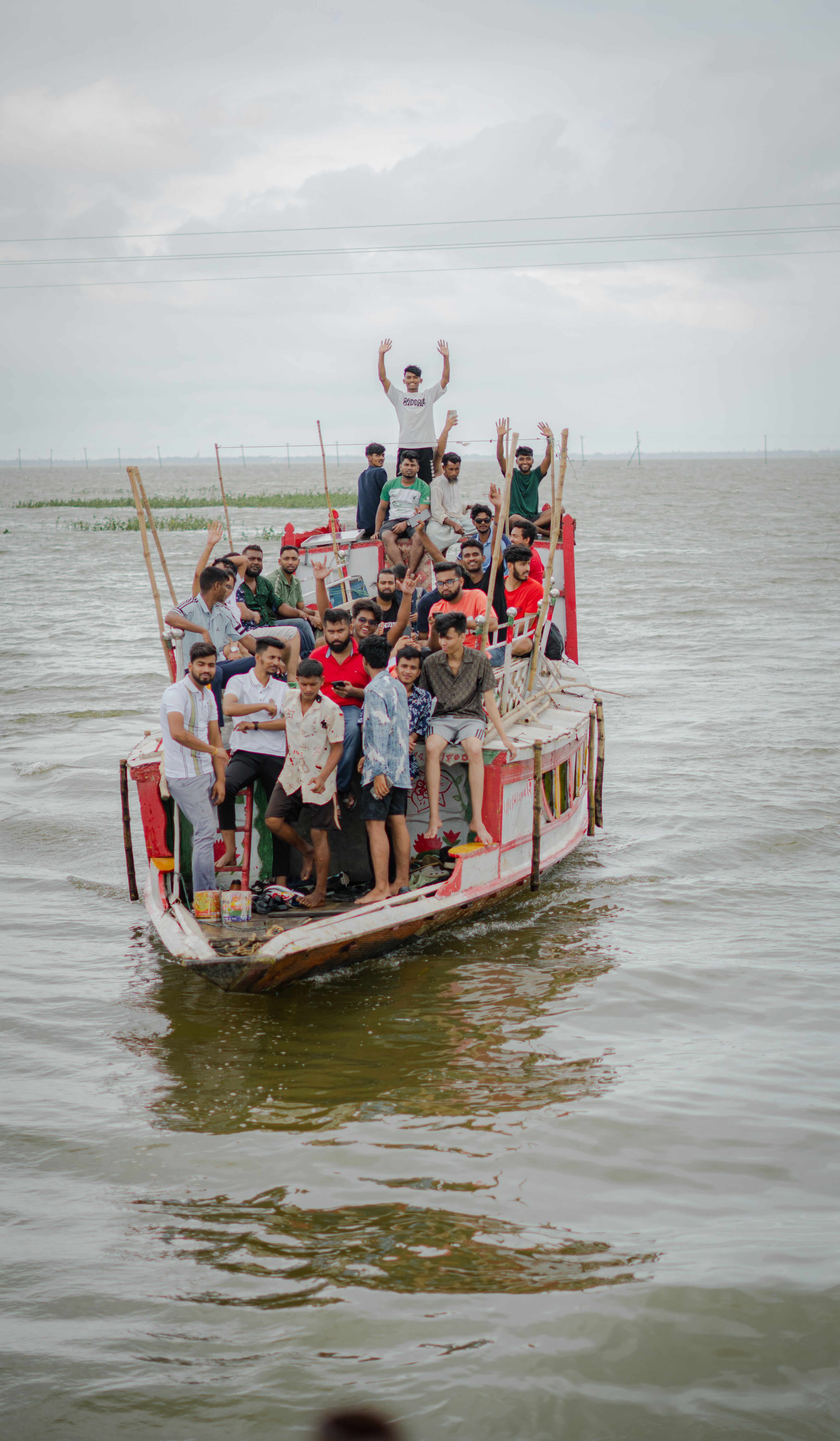 Grupo De Personas Disfrutando De Un Paseo En Barco Por Aguas Tranquilas ...