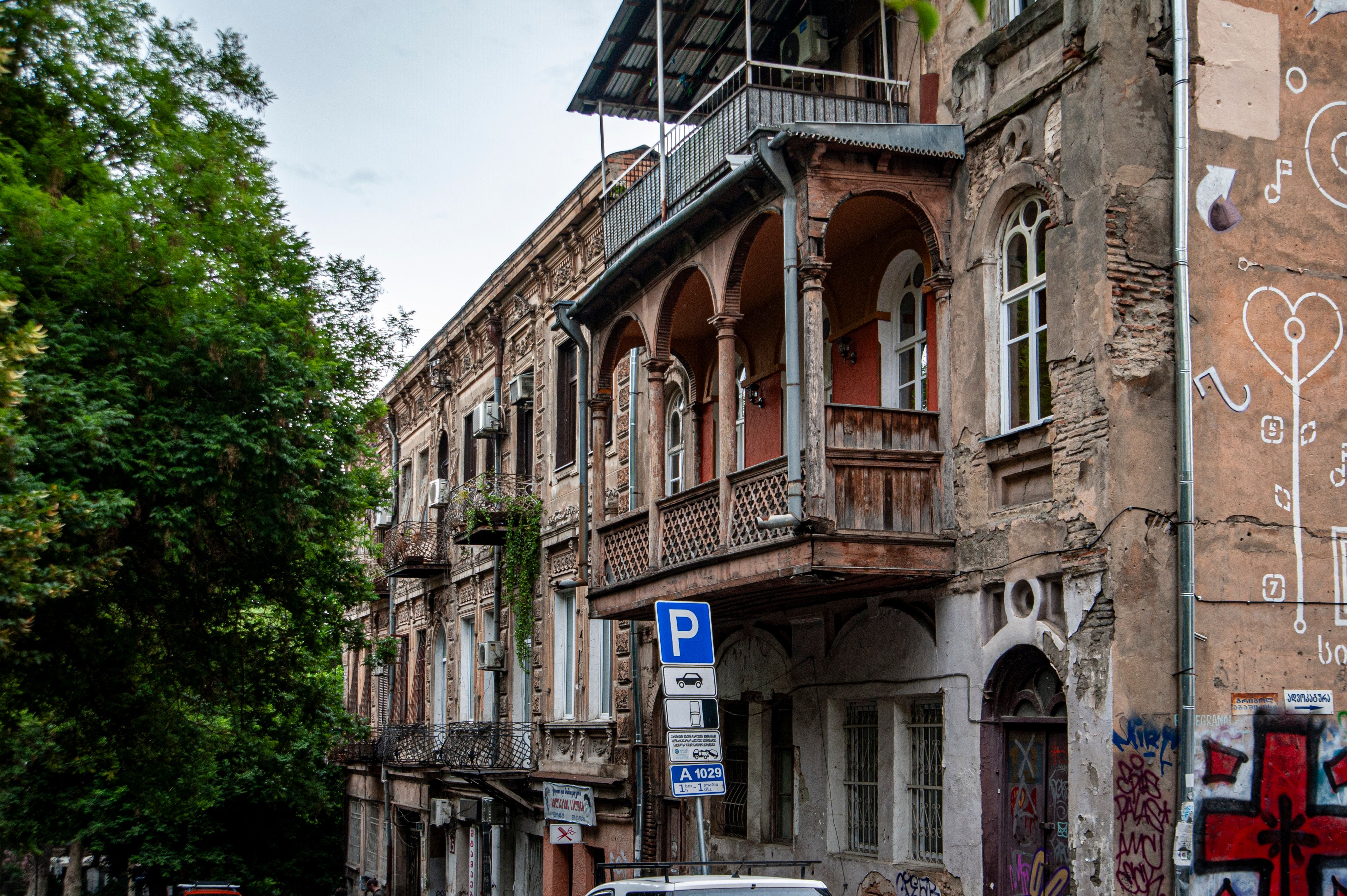 Historic European Street with Rustic Architecture · Free Stock Photo