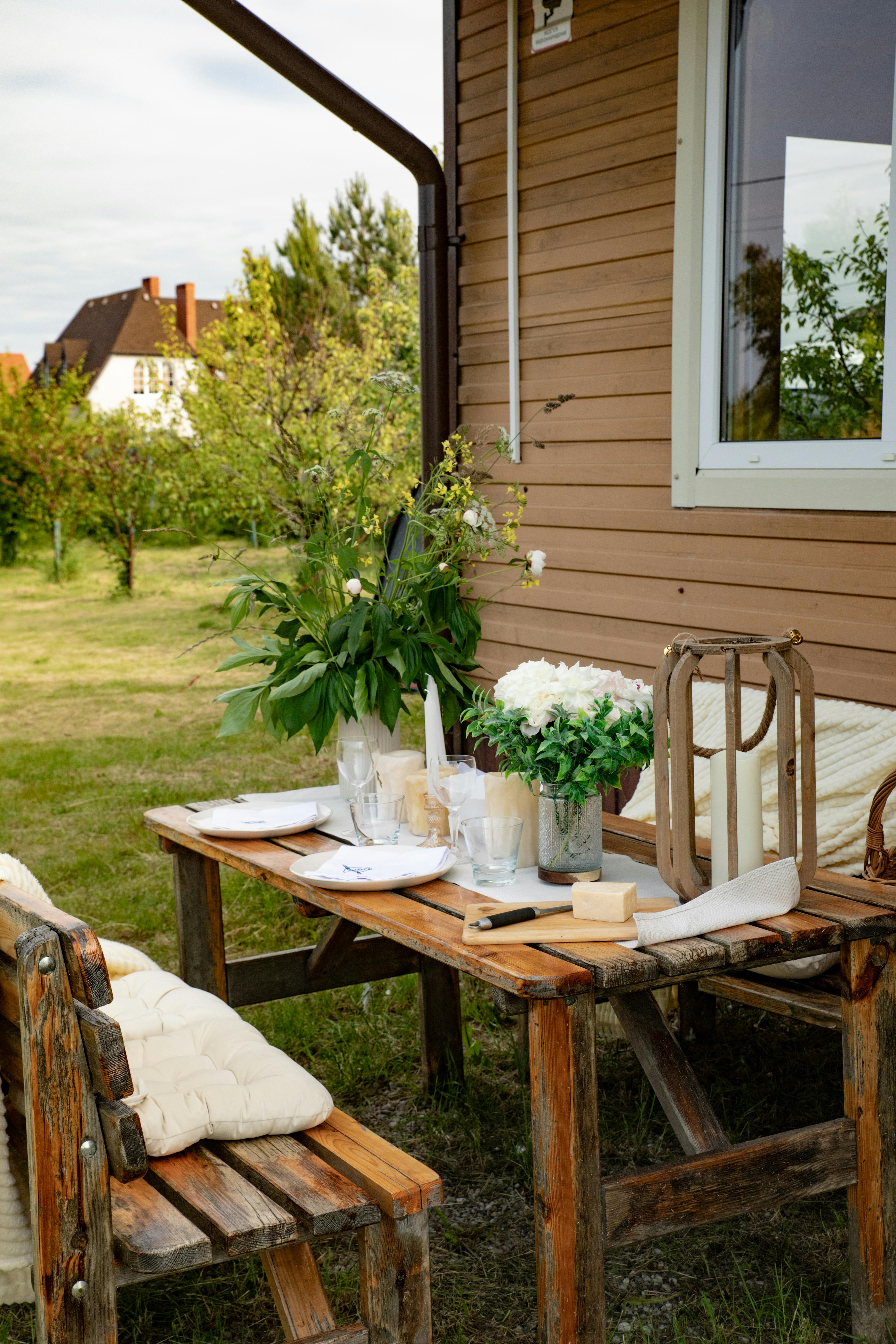 Beautiful Outdoor Rustic Dining Setting at Cabin · Free Stock Photo