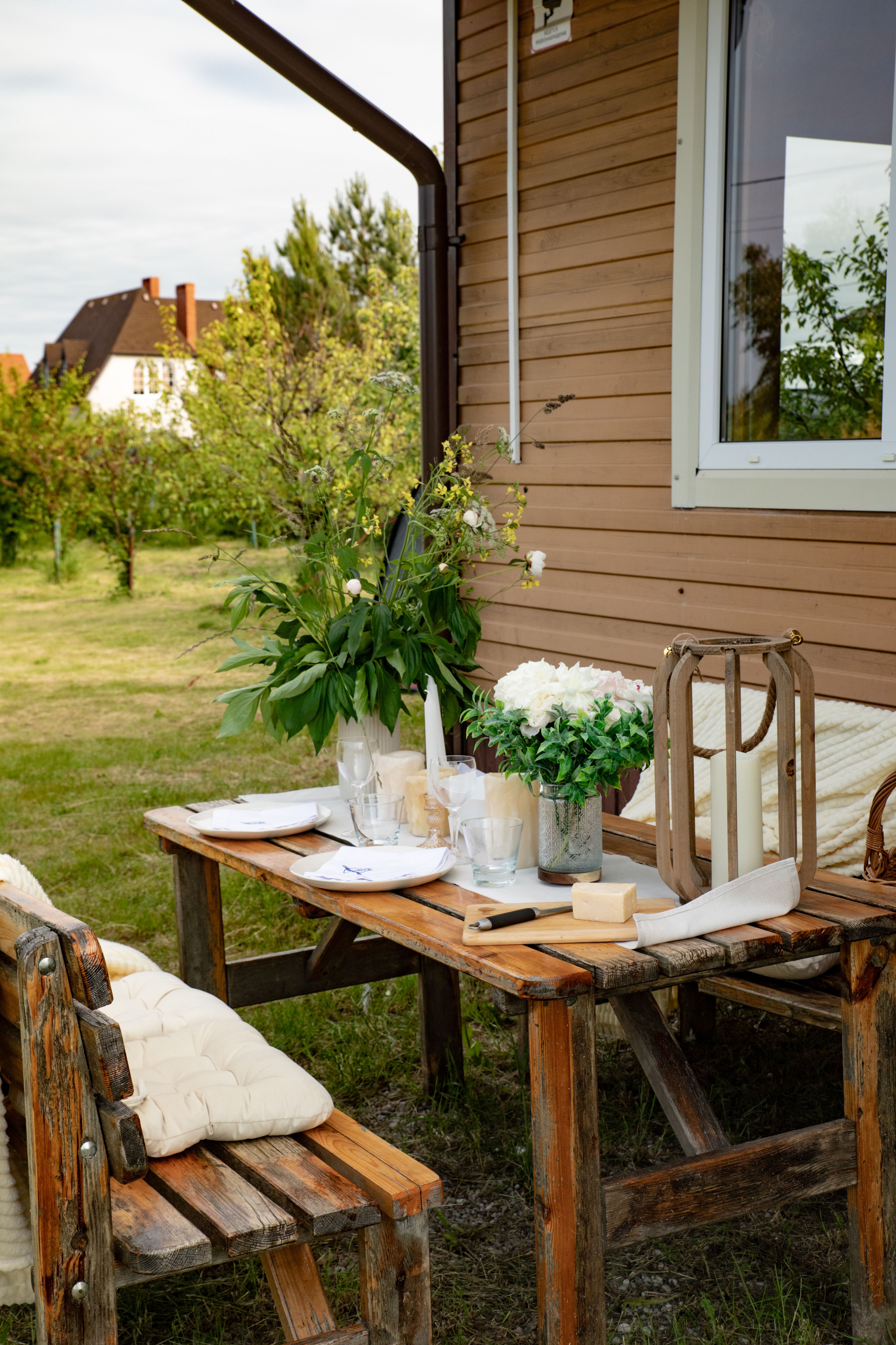 Beautiful Outdoor Rustic Dining Setting at Cabin · Free Stock Photo