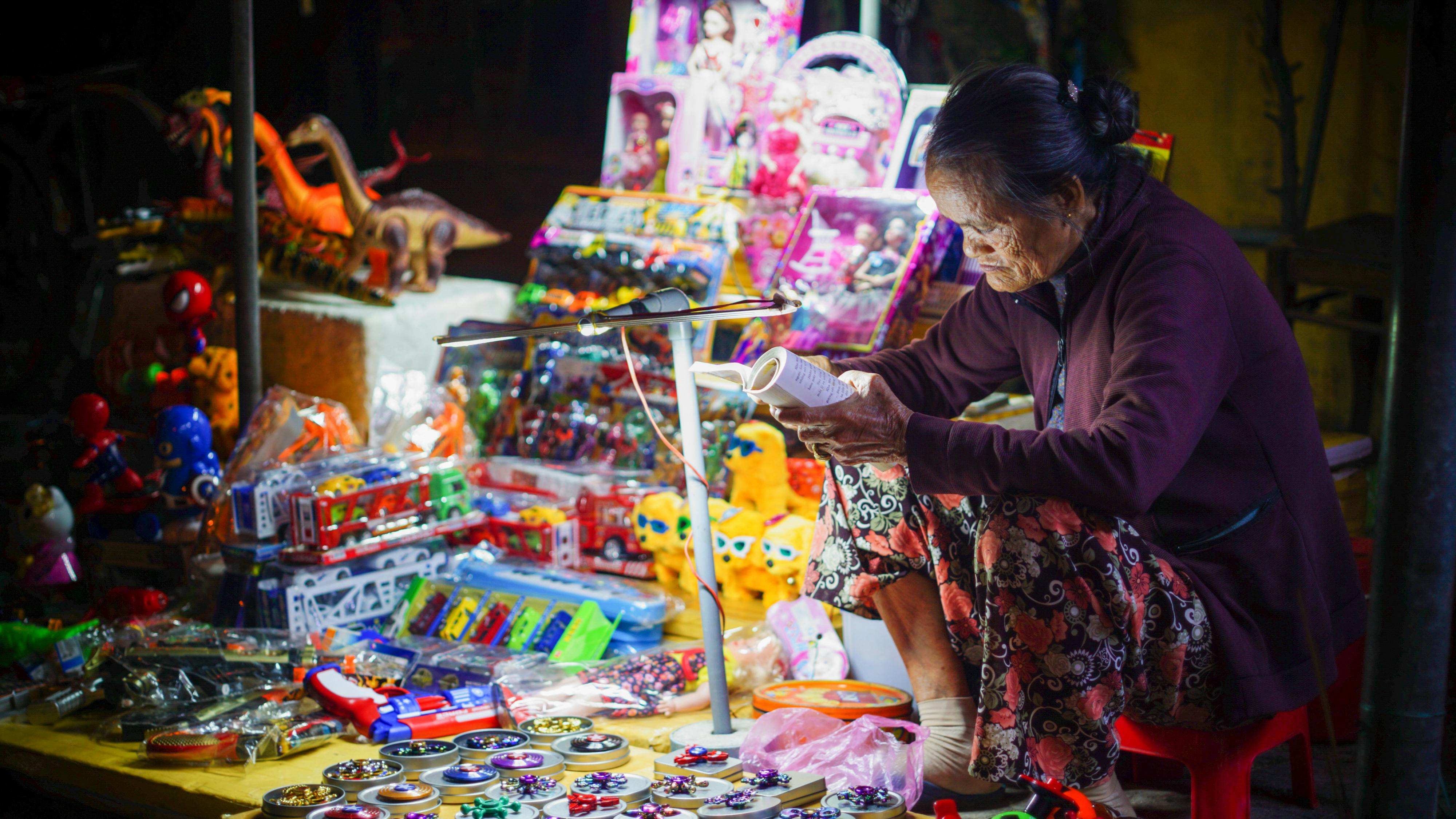 Kios Mainan Pasar Malam Hội An Suasana Semarak · Foto Stok Gratis