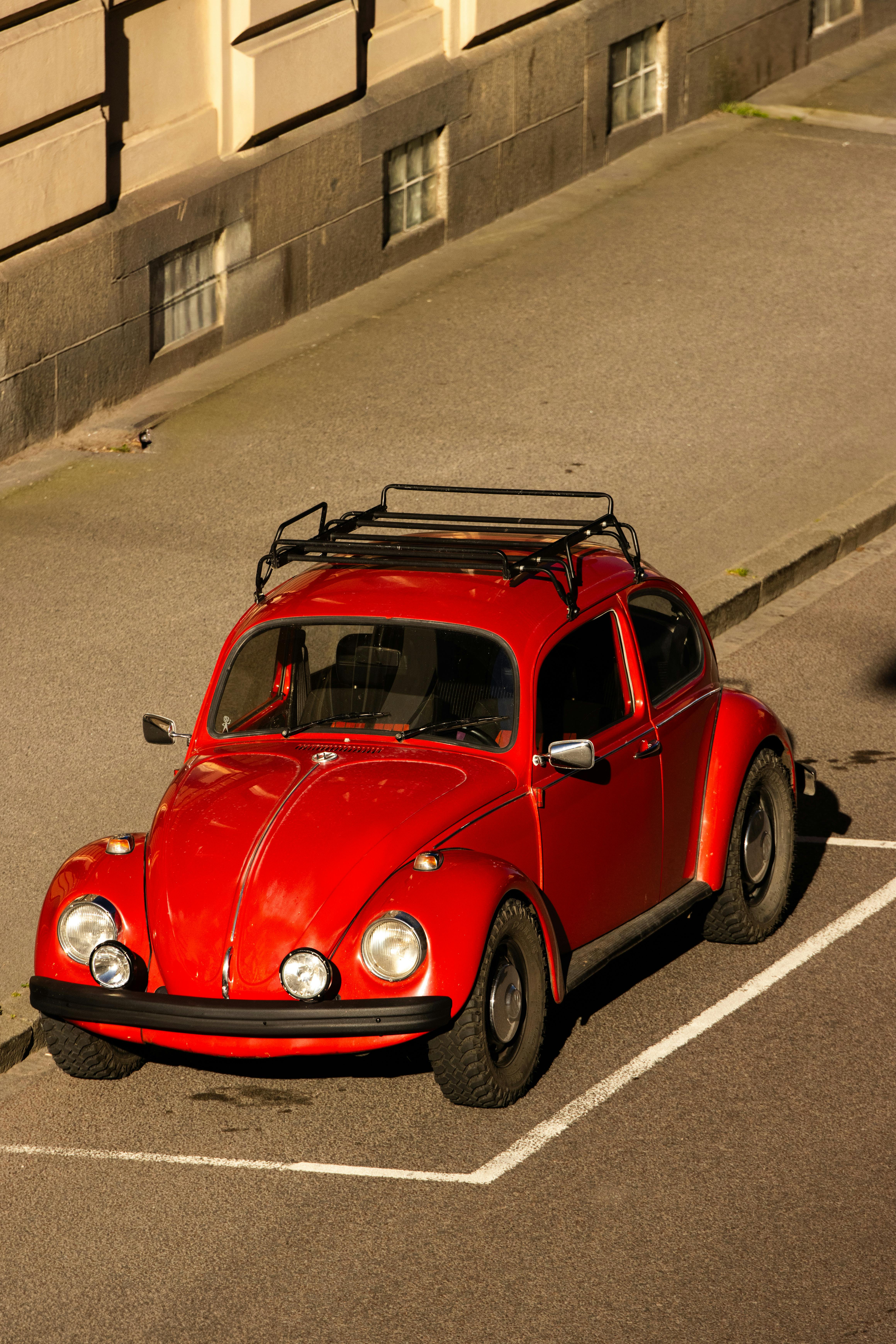 Volkswagen Beetle Rojo Clásico Aparcado En Jönköping · Foto de stock ...