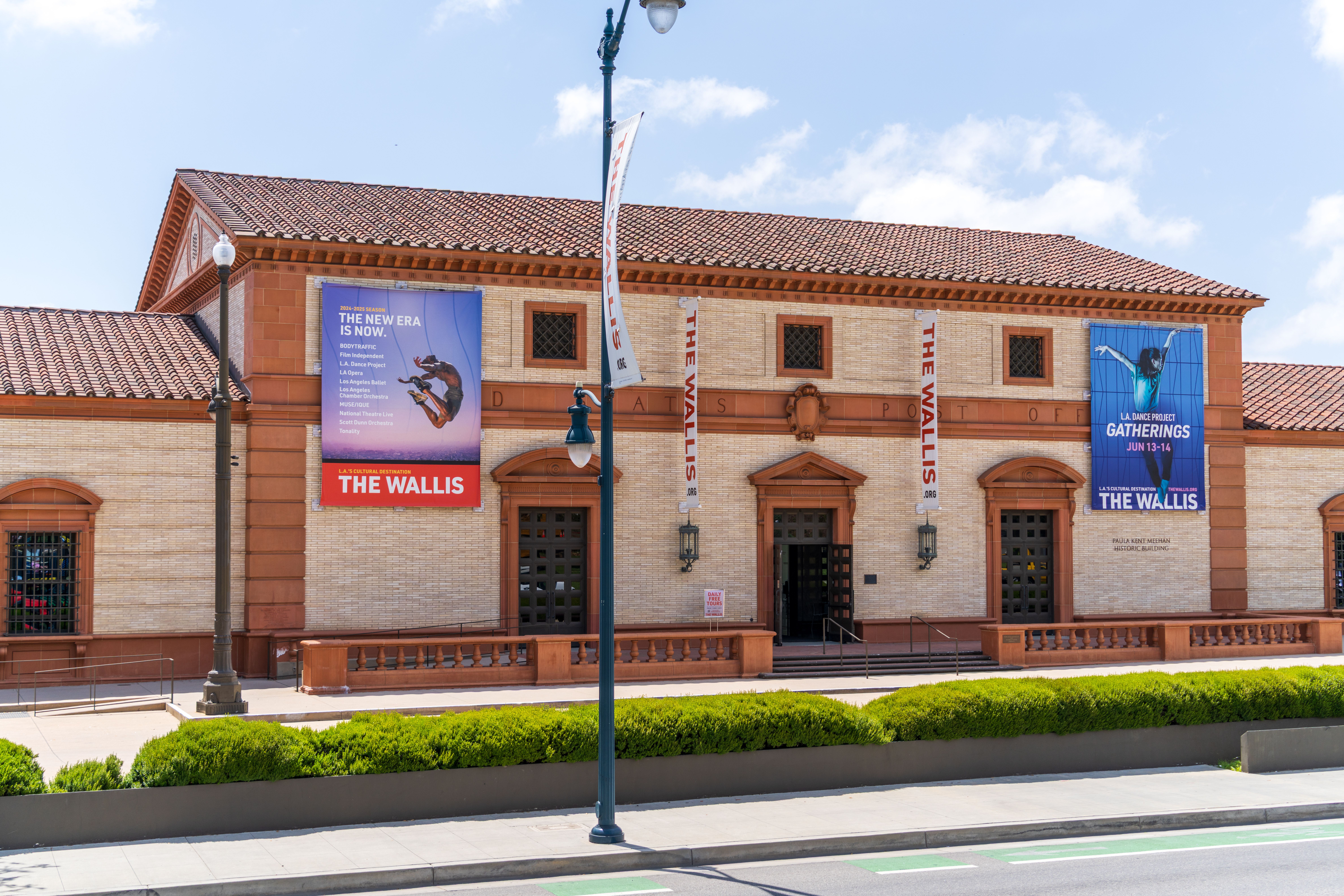 Iconic Wallis Annenberg Center in Beverly Hills · Free Stock Photo