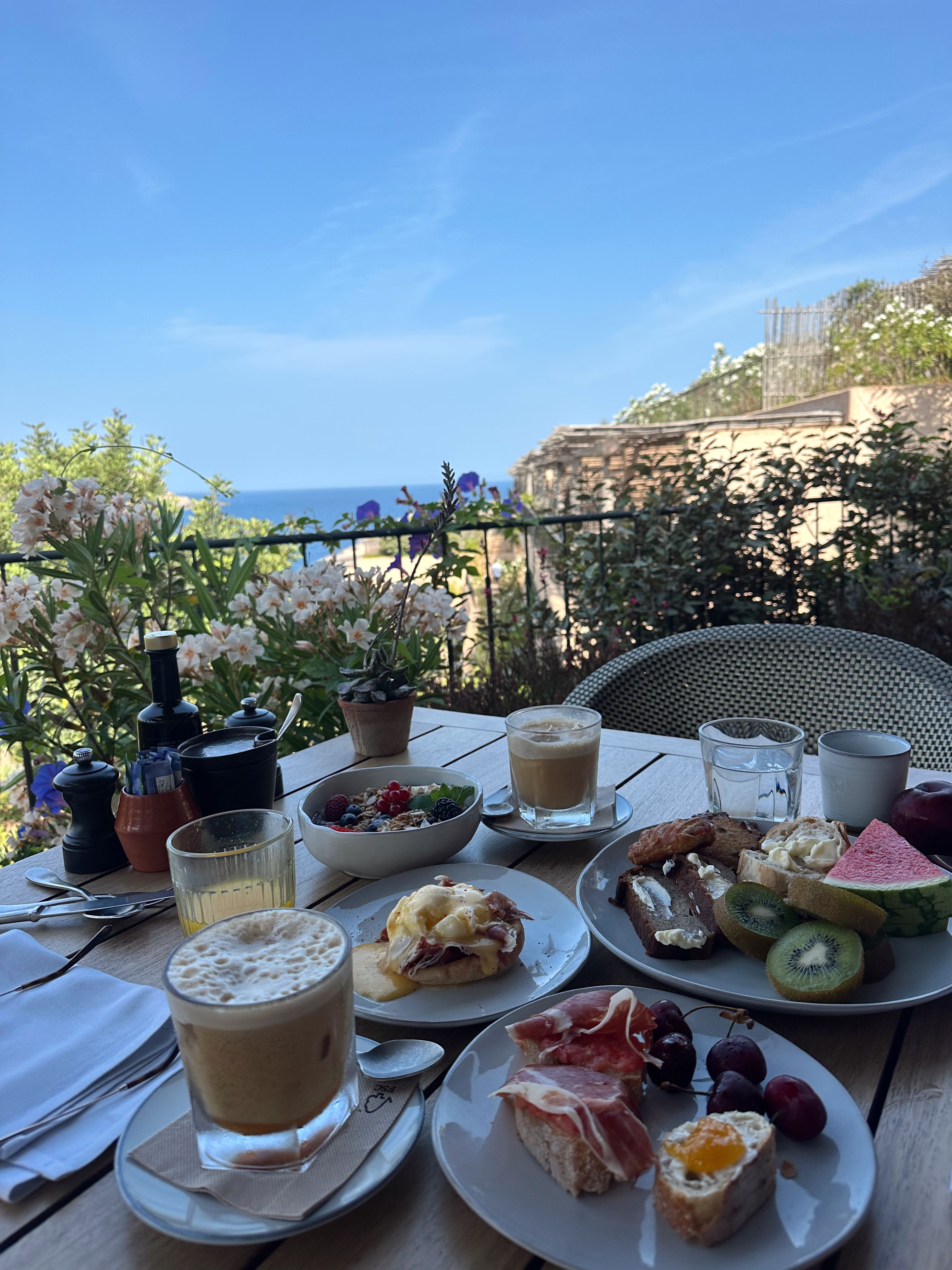 Luxurious Outdoor Breakfast by the Sea · Free Stock Photo