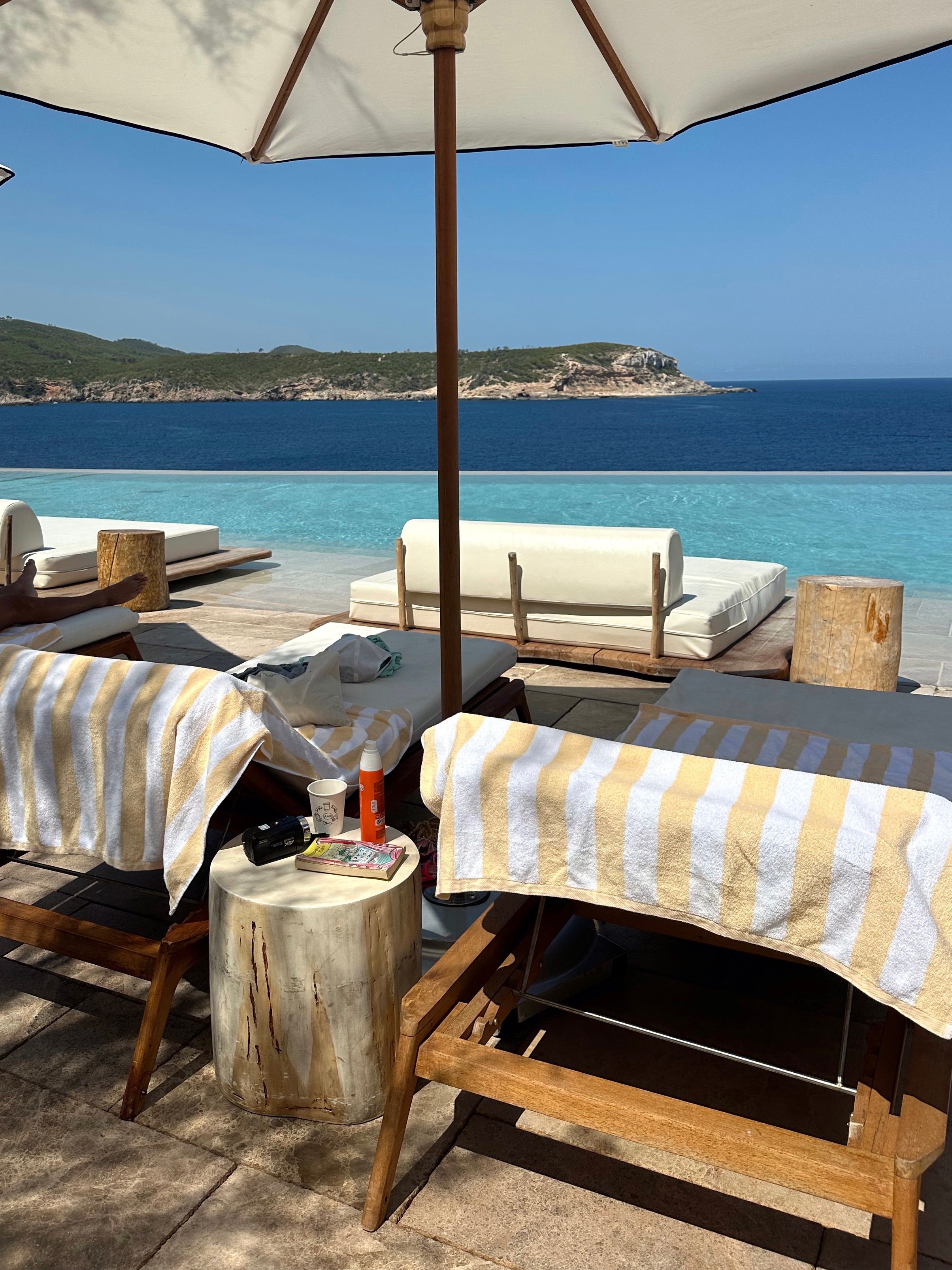 Luxurious poolside view with infinity edge · Free Stock Photo