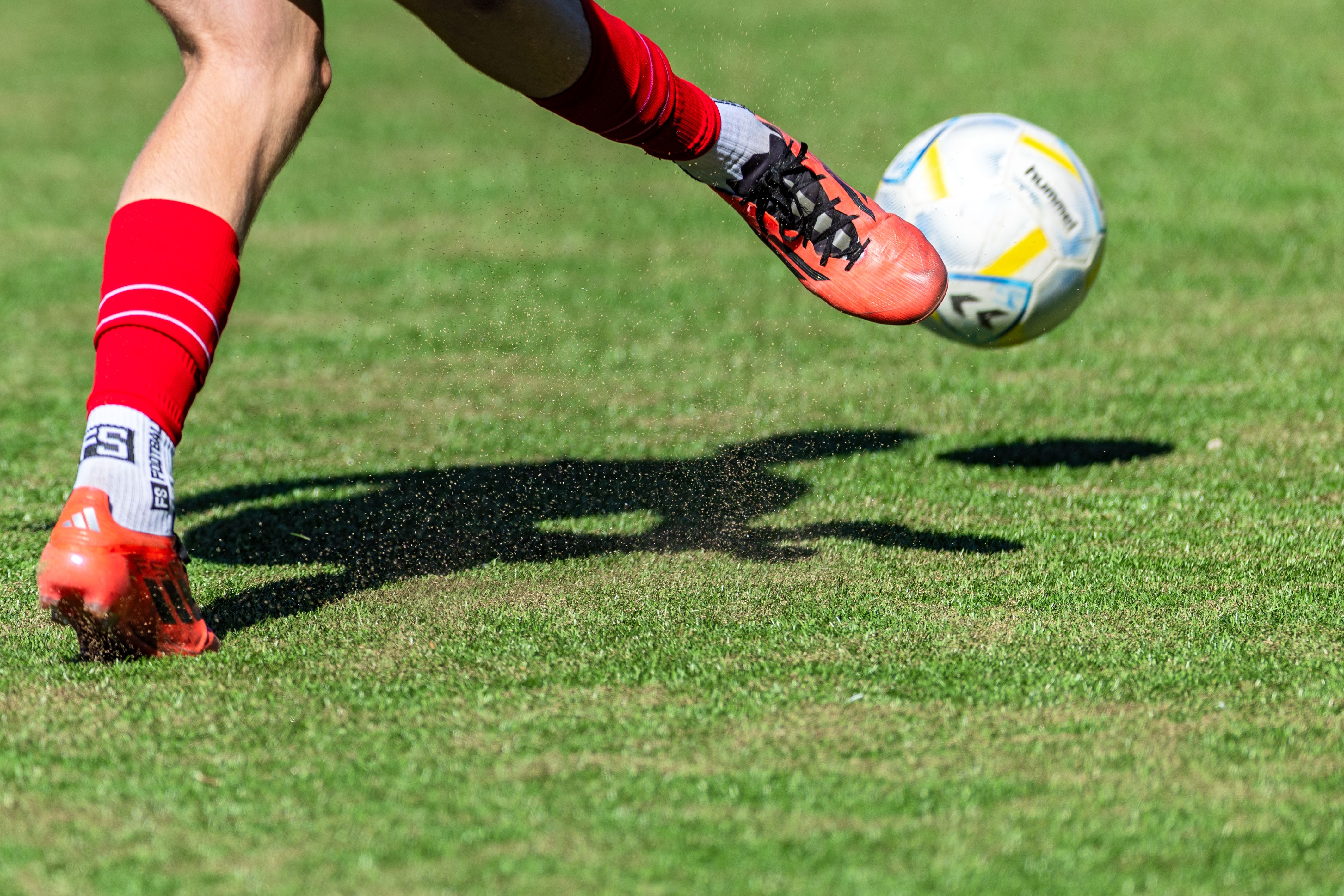 Patada De Fútbol De Acción Dinámica En Campo Verde · Foto de stock gratuita