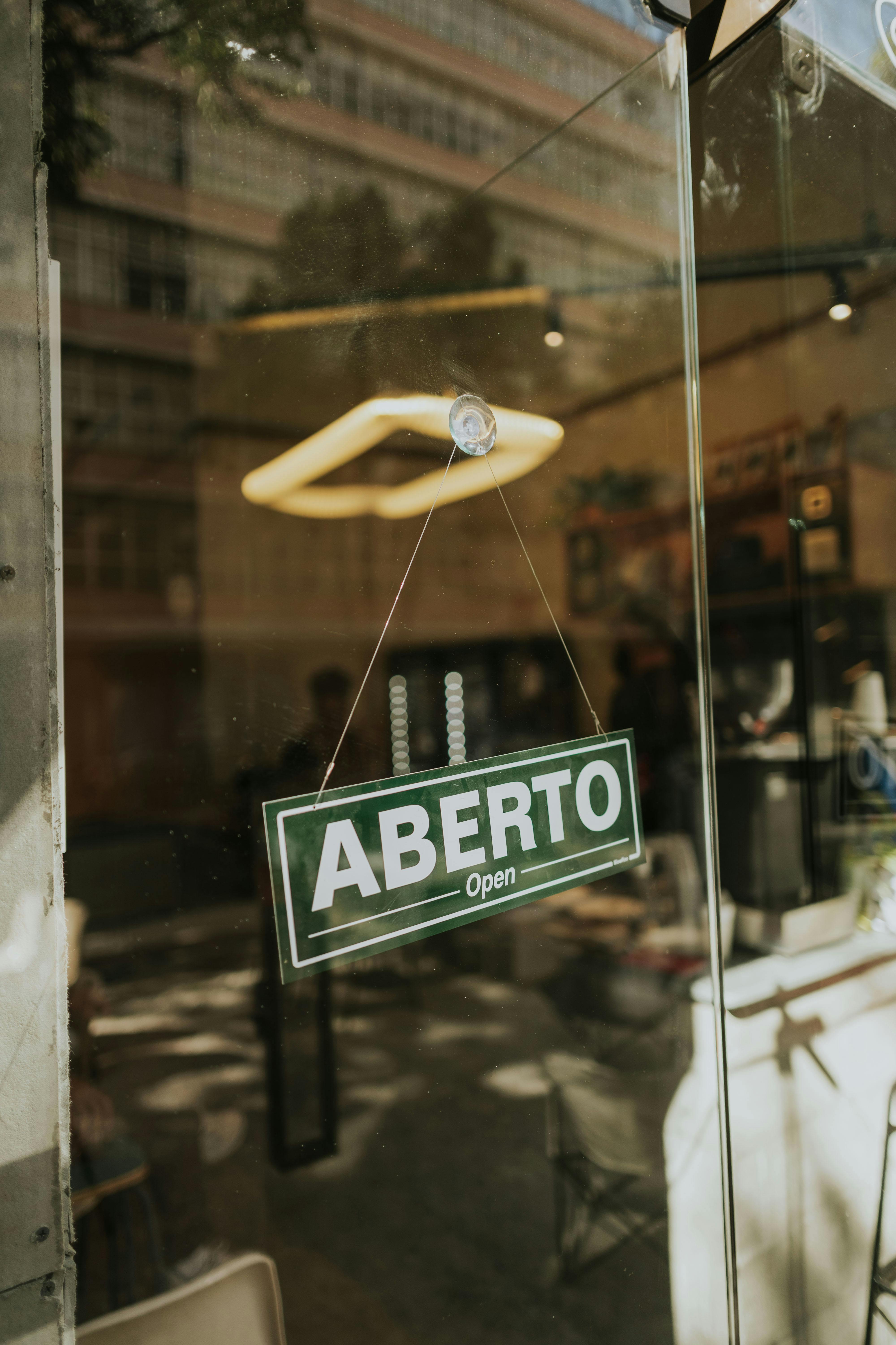 Letrero De Abierto En Una Tienda Local De Brasil · Foto de stock gratuita