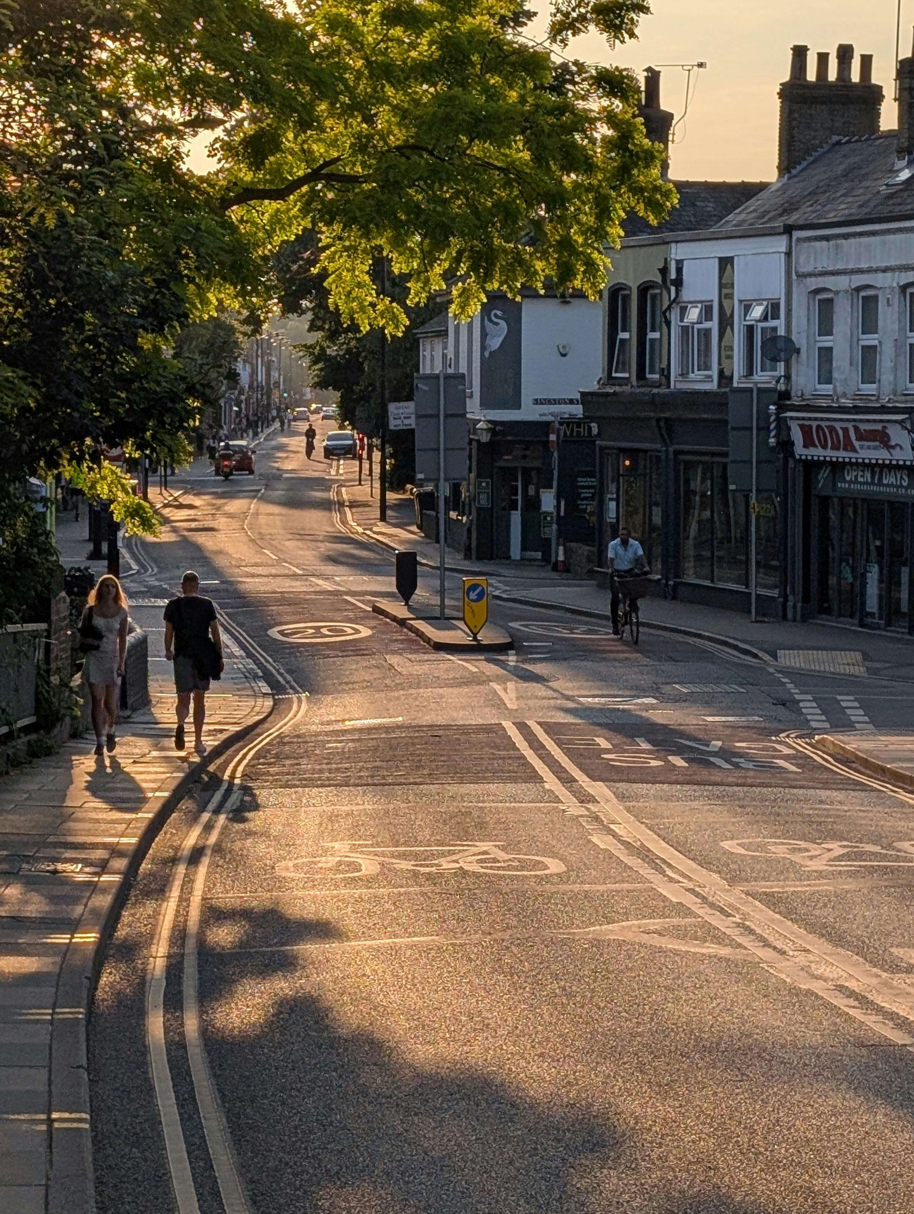 Encantadora Calle Nocturna En Cambridge, Inglaterra · Foto de stock ...