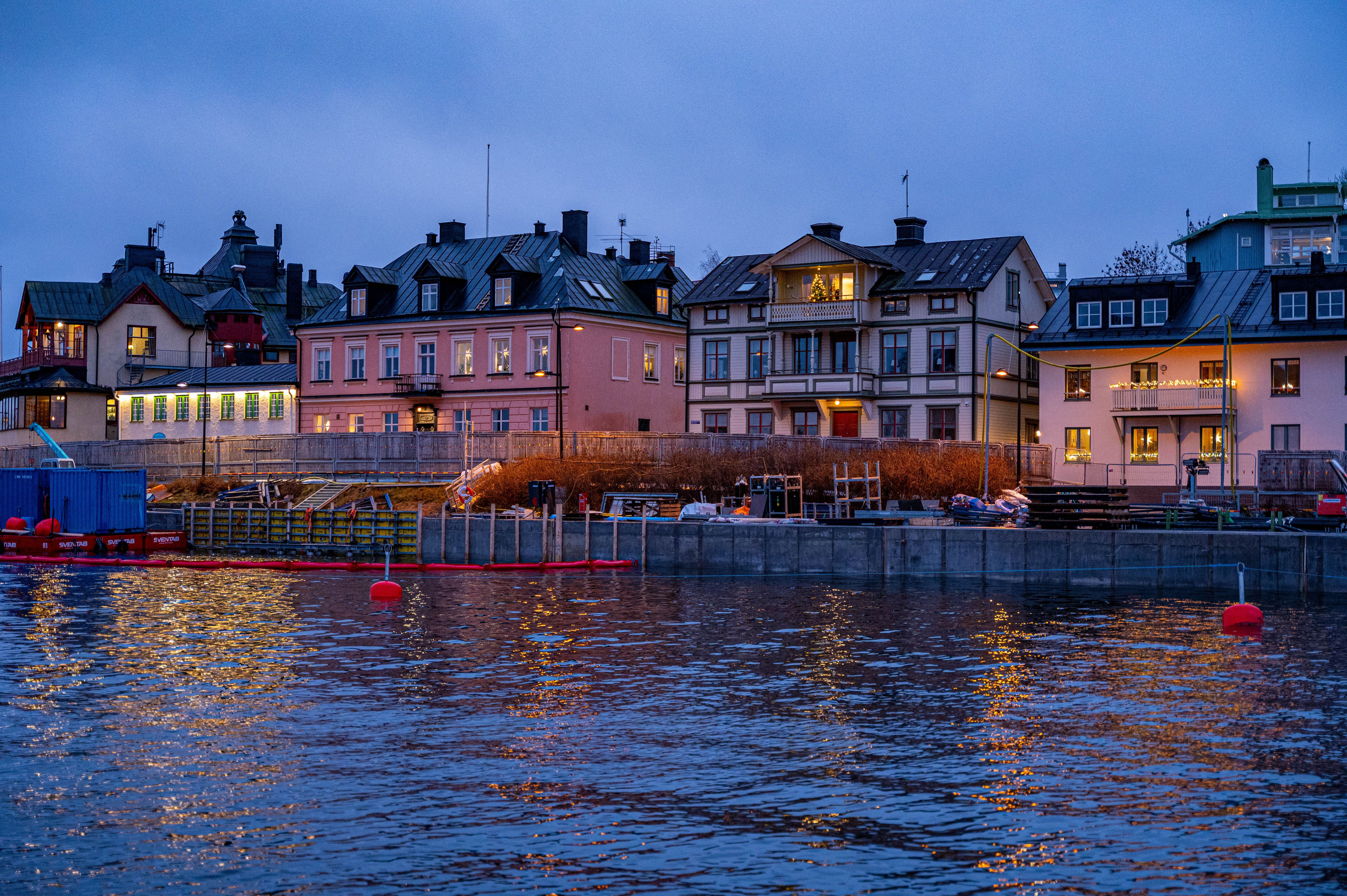 Scenic Waterfront Houses in Stockholm at Dusk · Free Stock Photo