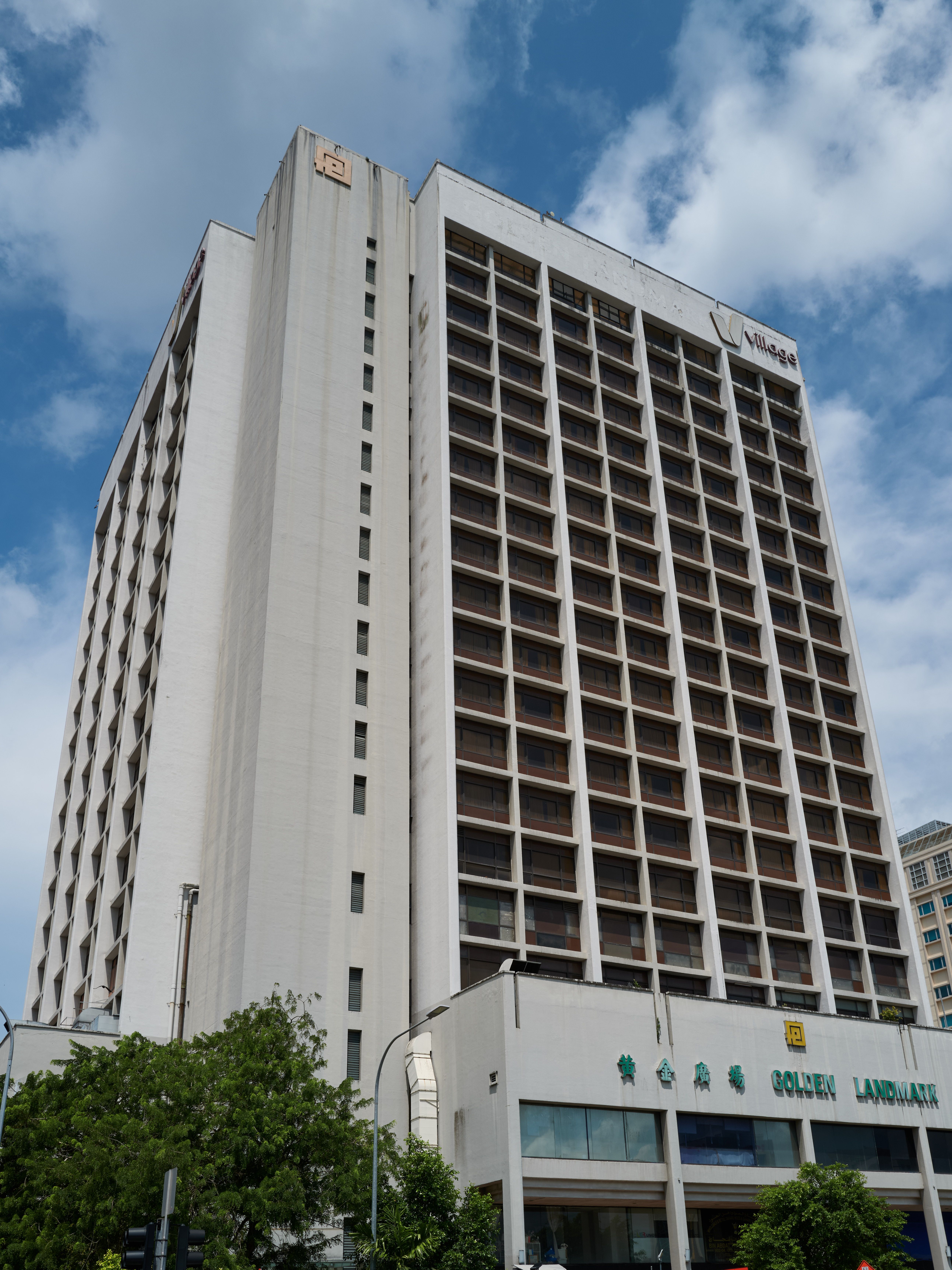 Golden Landmark Hotel in Urban Setting · Free Stock Photo