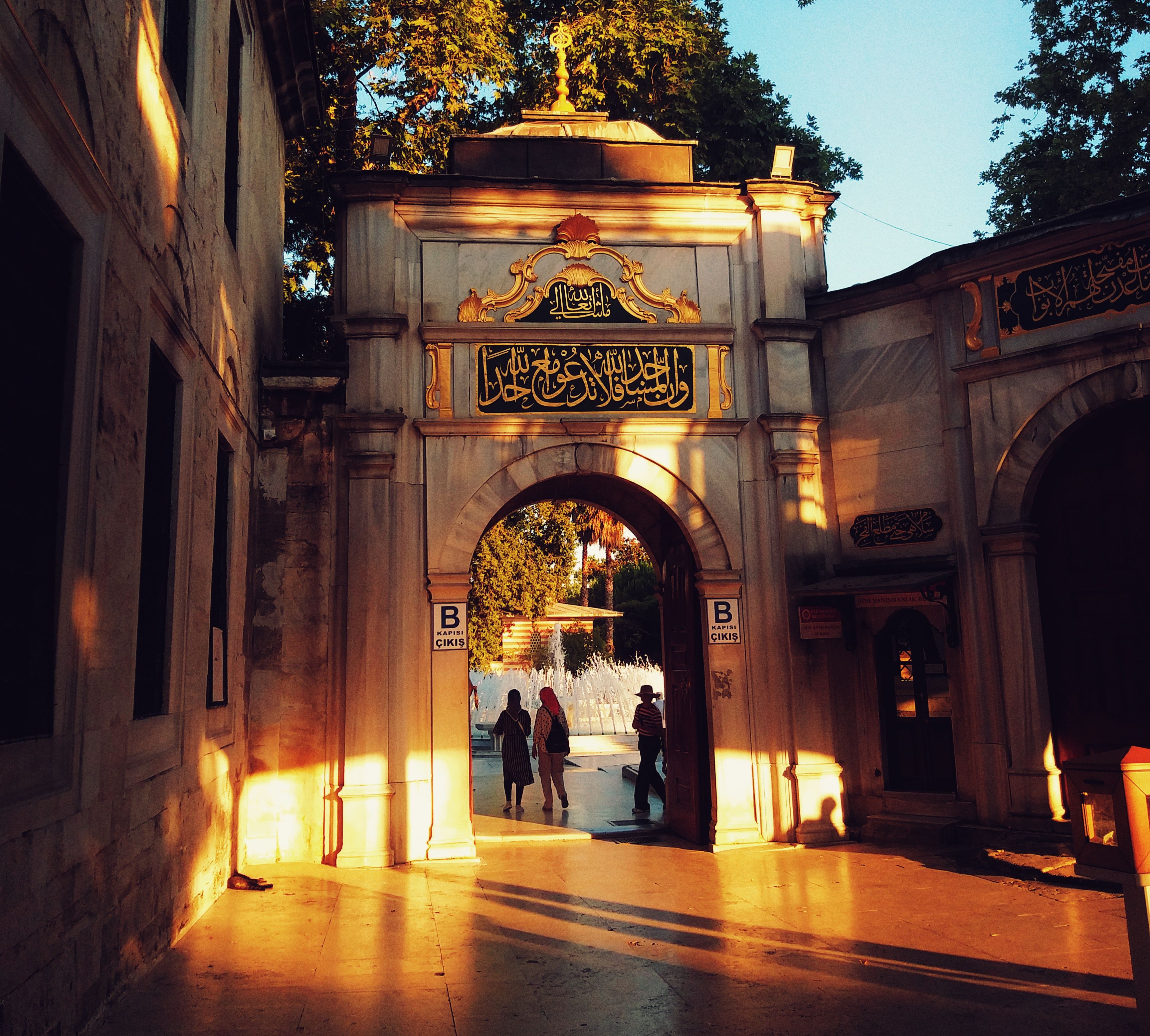 Historic Gate at Dusk in Istanbul, Türkiye · Free Stock Photo