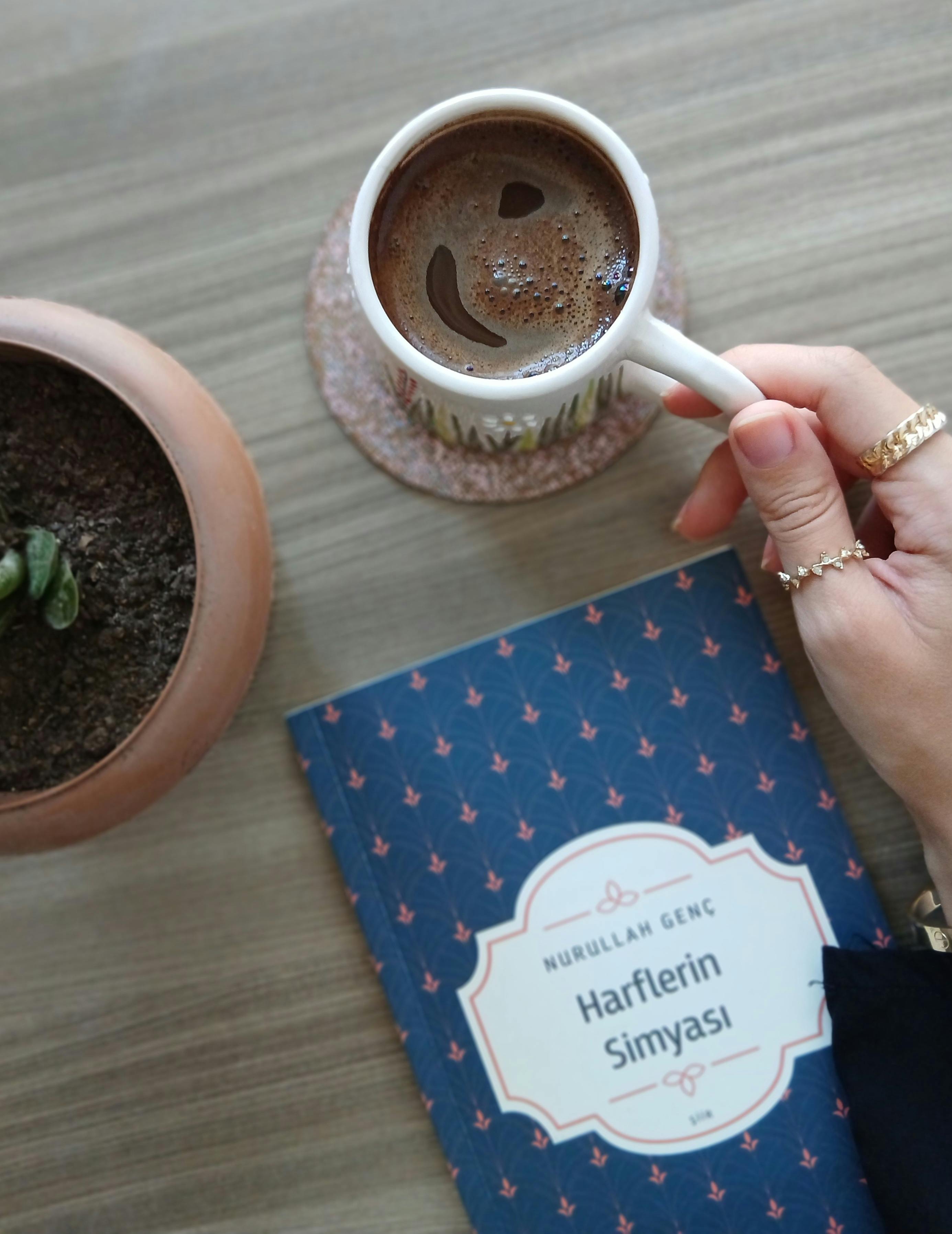 Hand Holding Photos, Download The BEST Free Hand Holding Stock Photos ...