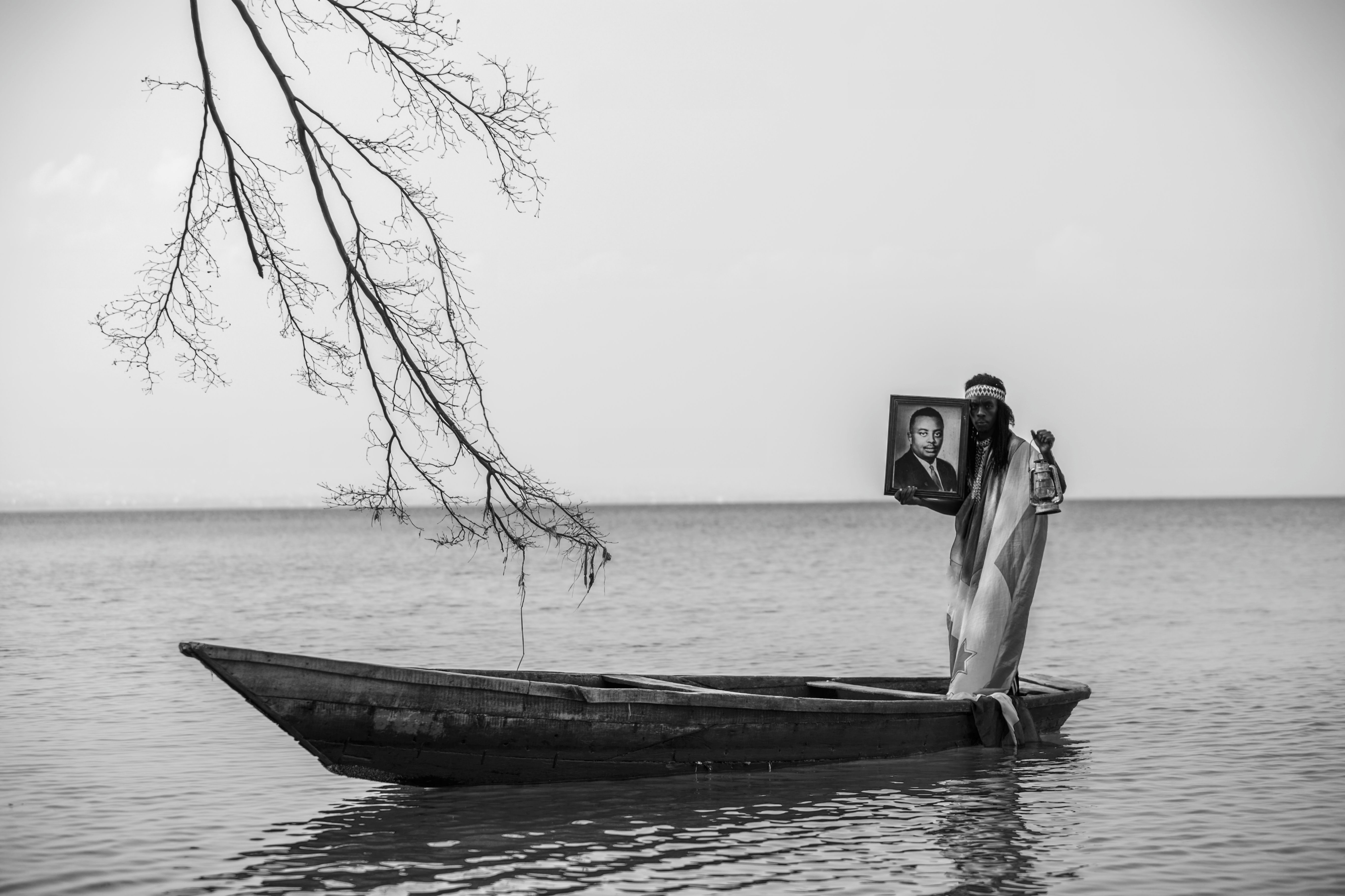 Cena Dramática De Uma Pessoa Em Um Barco Segurando Um Retrato · Foto ...
