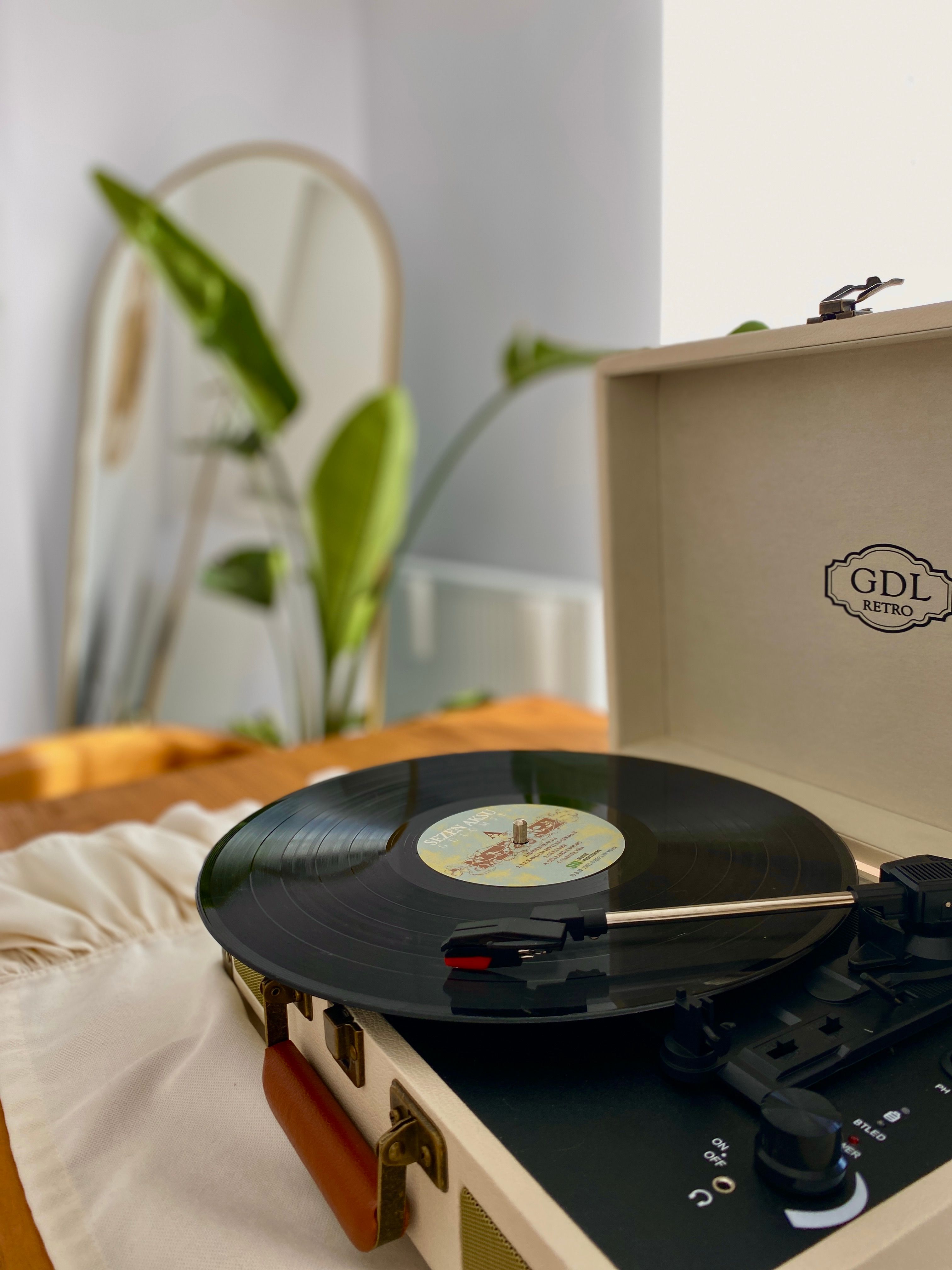 Toca Discos De Vinil Vintage Em Ambiente Aconchegante · Foto ...