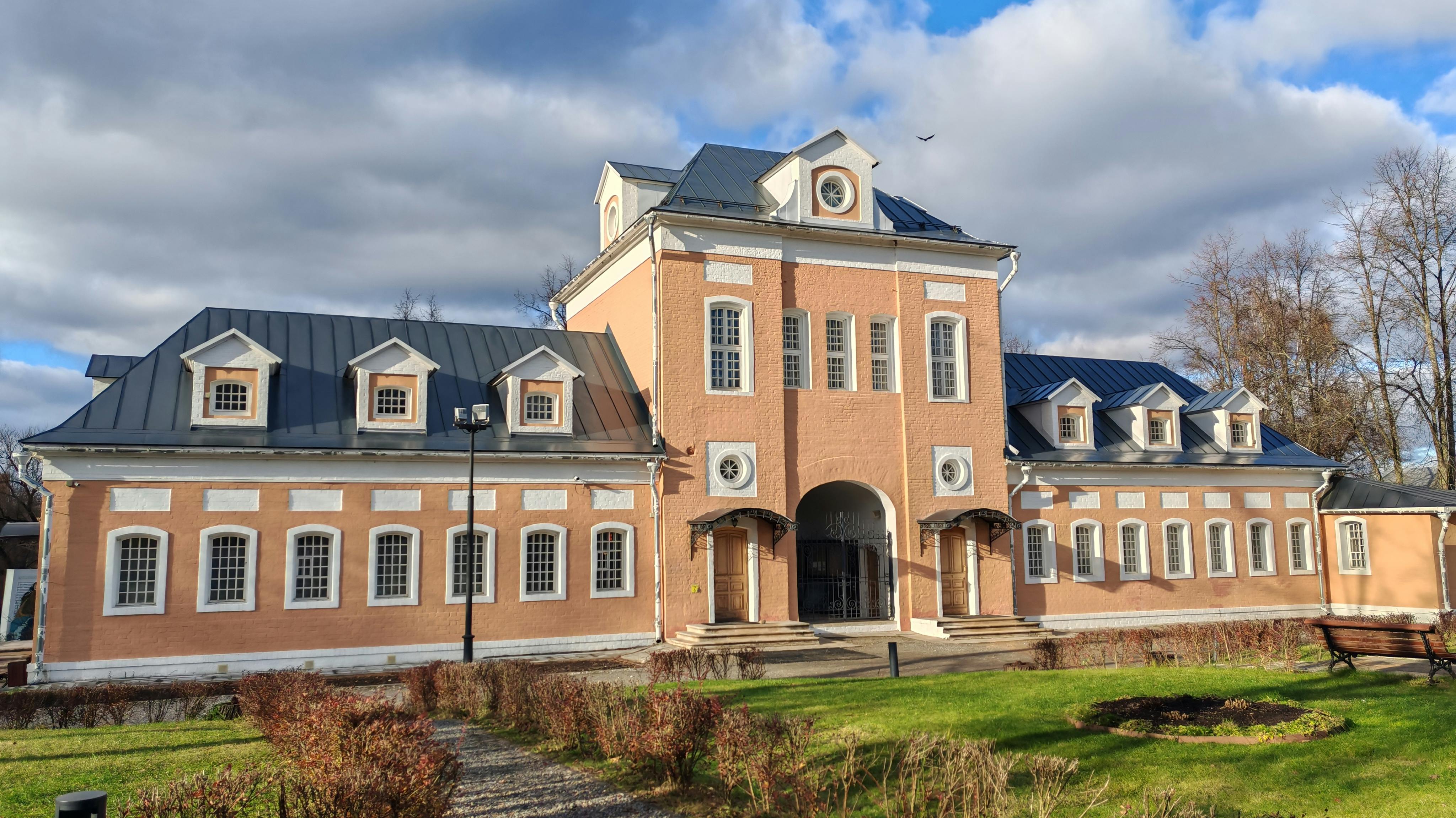 Historic European Building with Symmetrical Design · Free Stock Photo