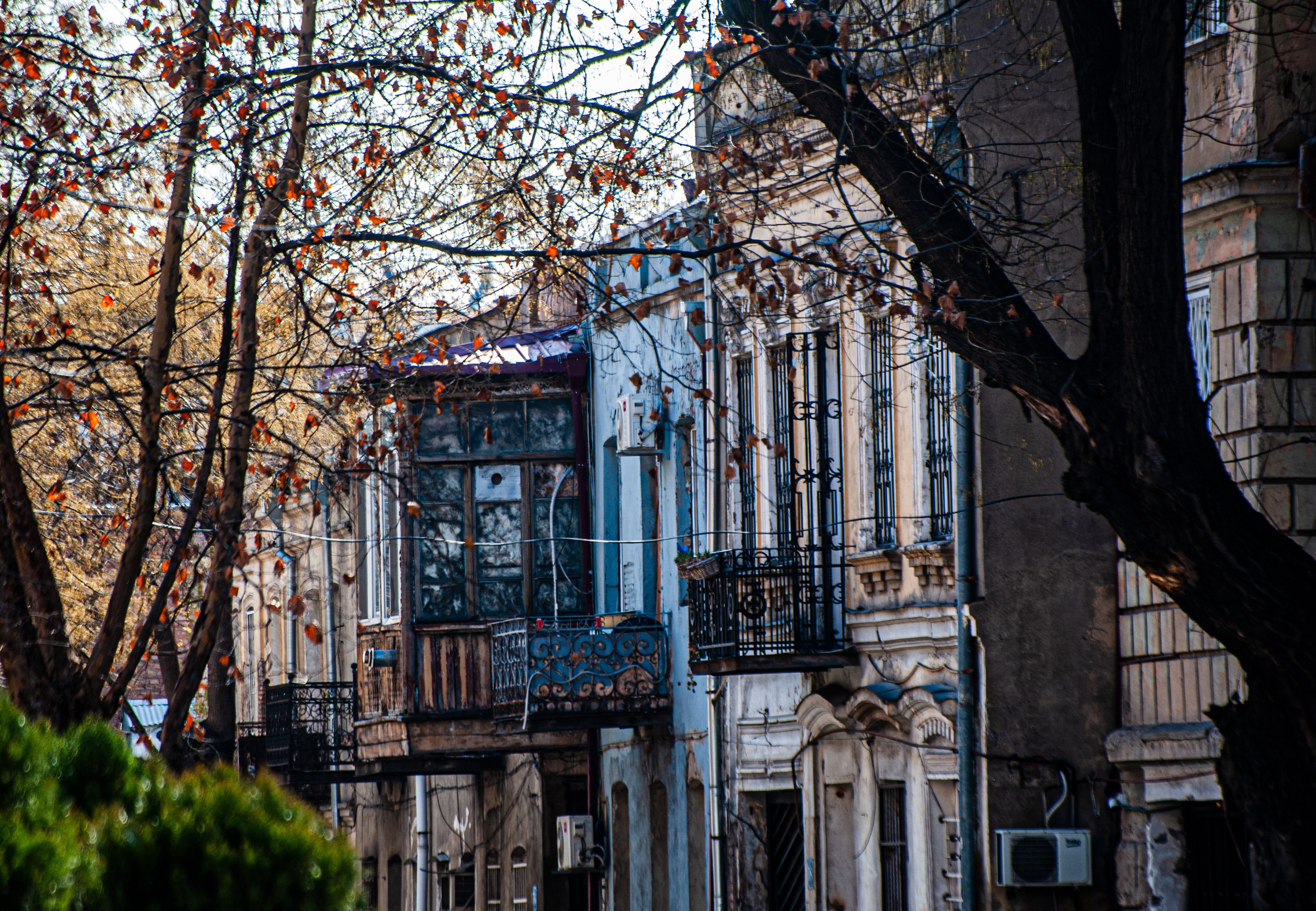 Charming European Street with Historic Architecture · Free Stock Photo