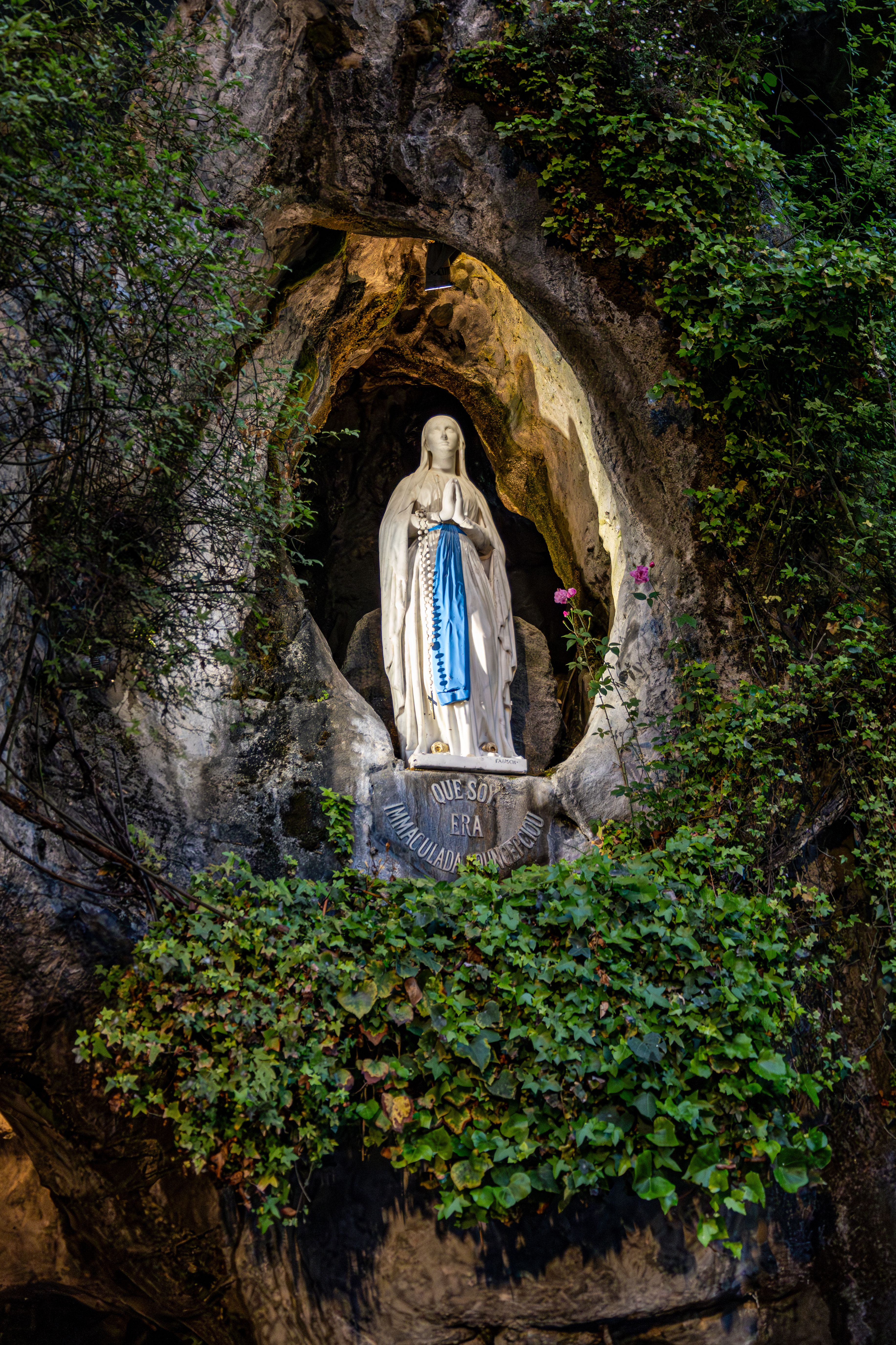 Estatua De La Virgen María En Un Entorno De Gruta · Foto de stock gratuita