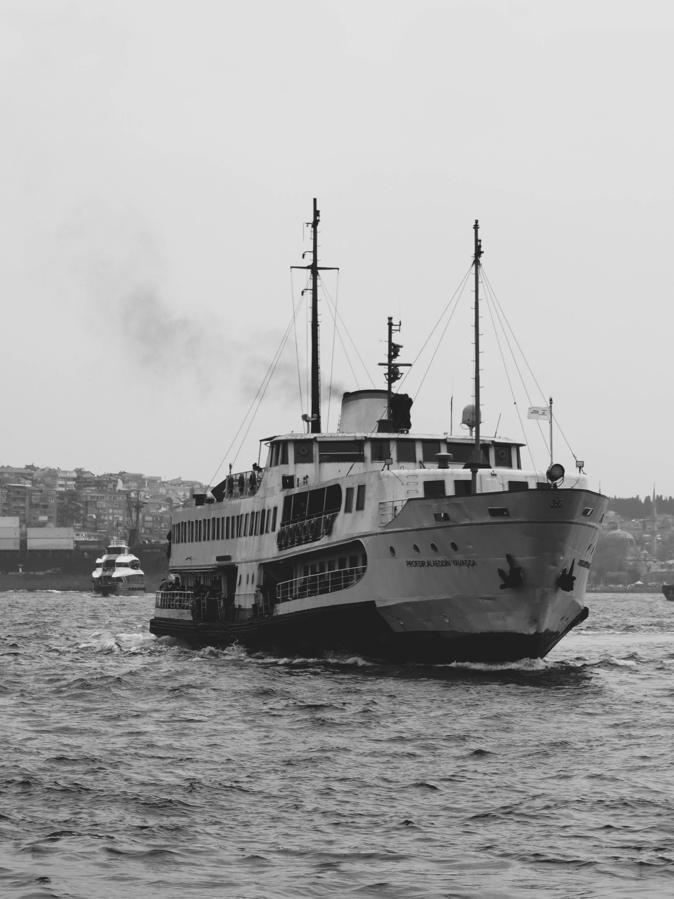 Vintage Ferry on Istanbul Bosphorus in Black and White · Free Stock Photo