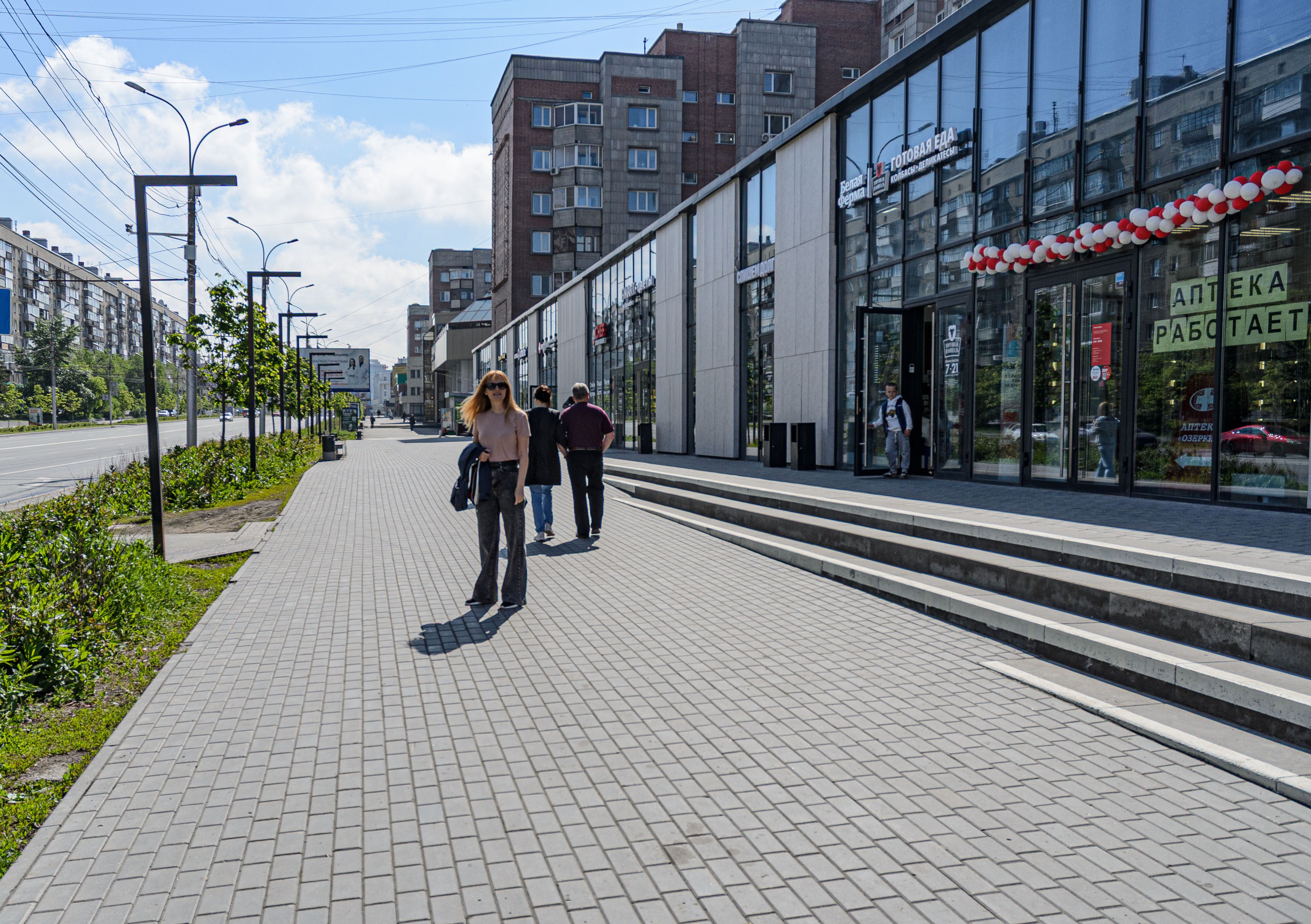 Urban Street Scene Outside Modern Shopping Center · Free Stock Photo