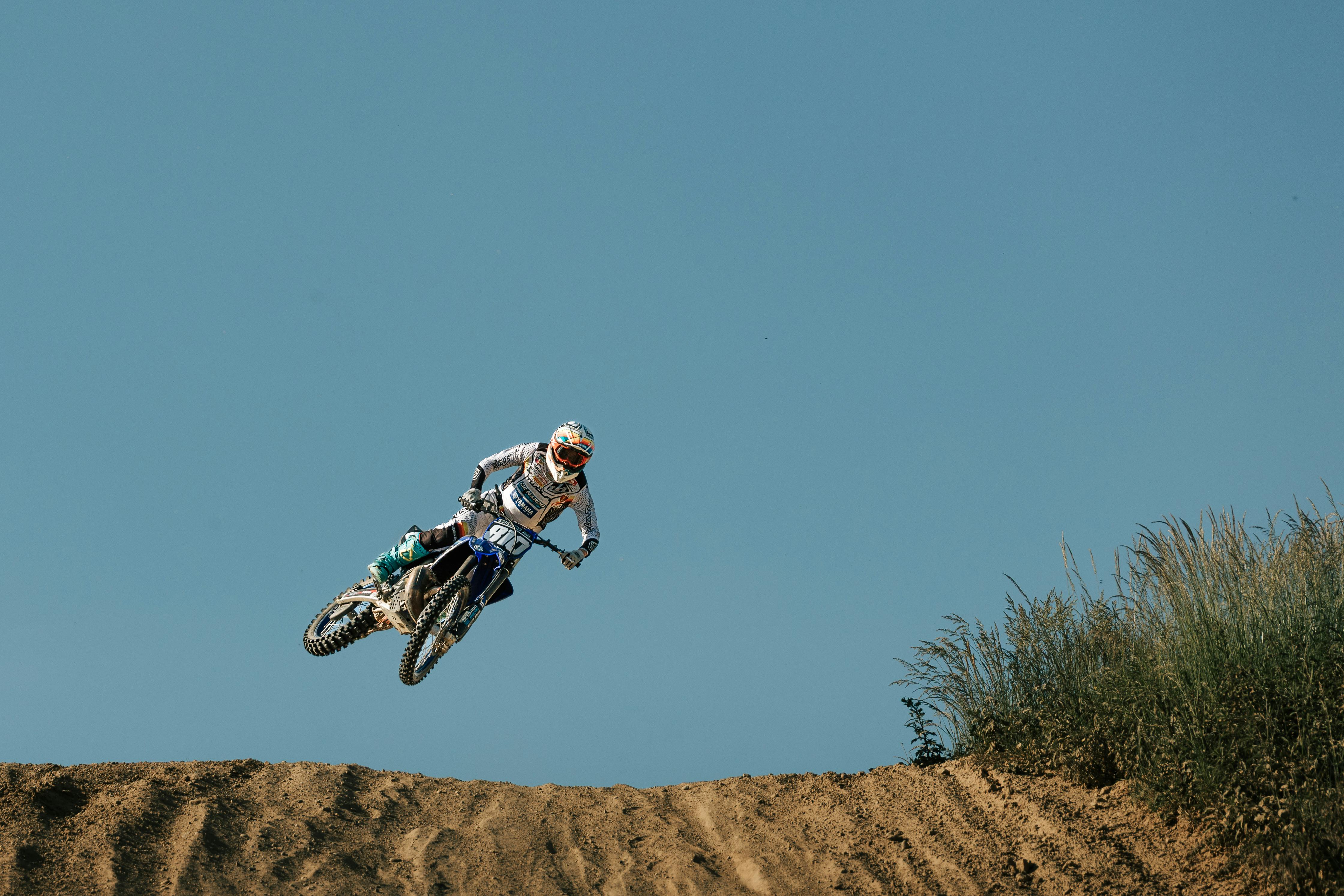 Salto De Motocross Estilo Libre Bajo Un Cielo Azul Claro · Foto de ...