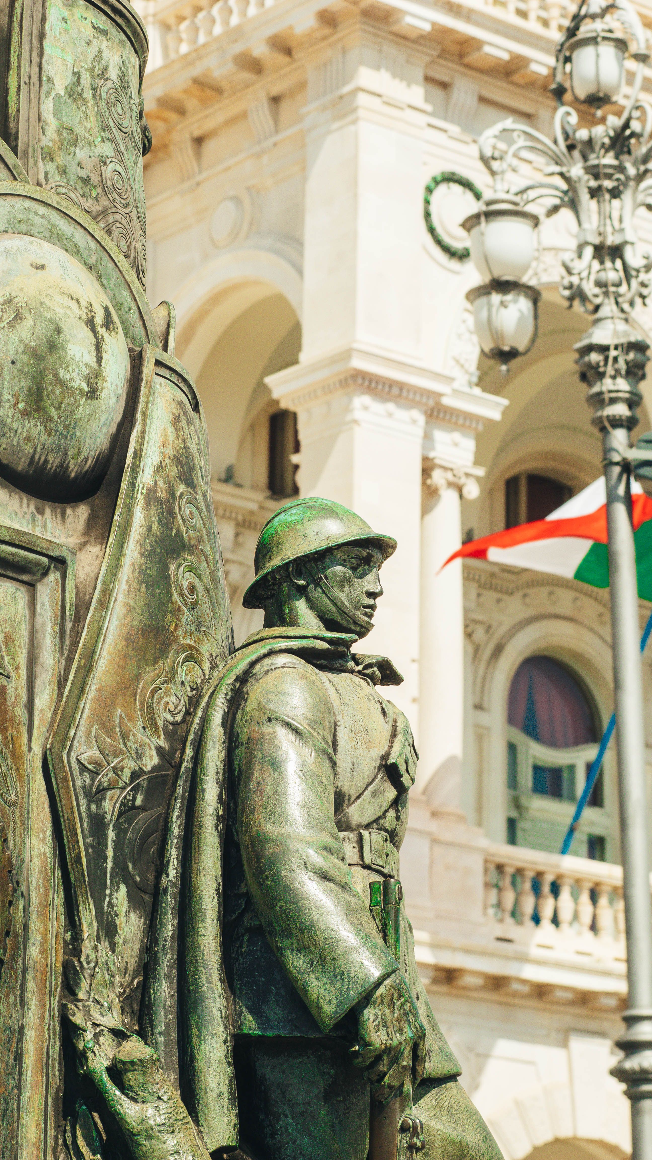 Estatua De Soldado De Bronce Con Edificio Histórico · Foto de stock ...