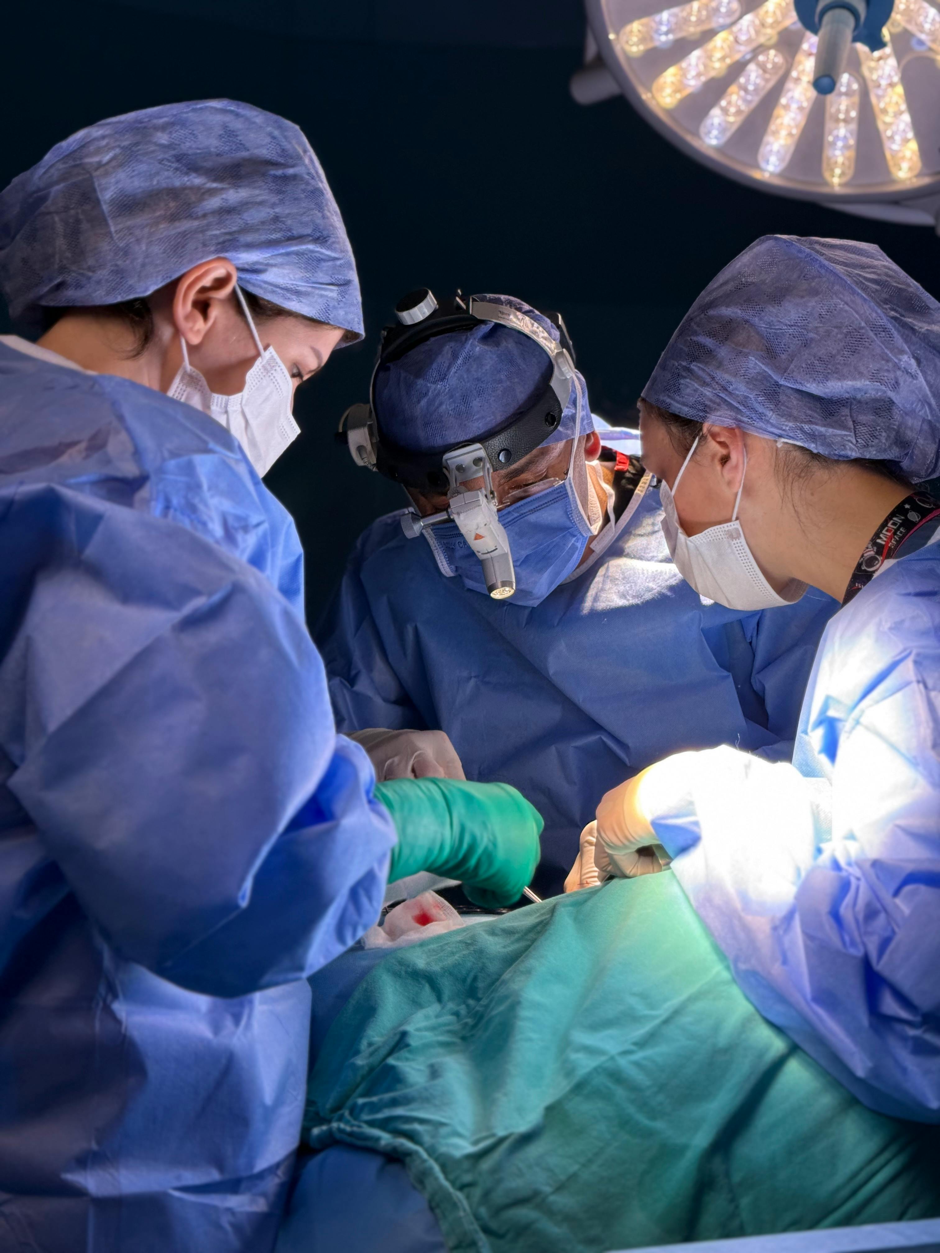 Surgeons performing surgery · Free Stock Photo
